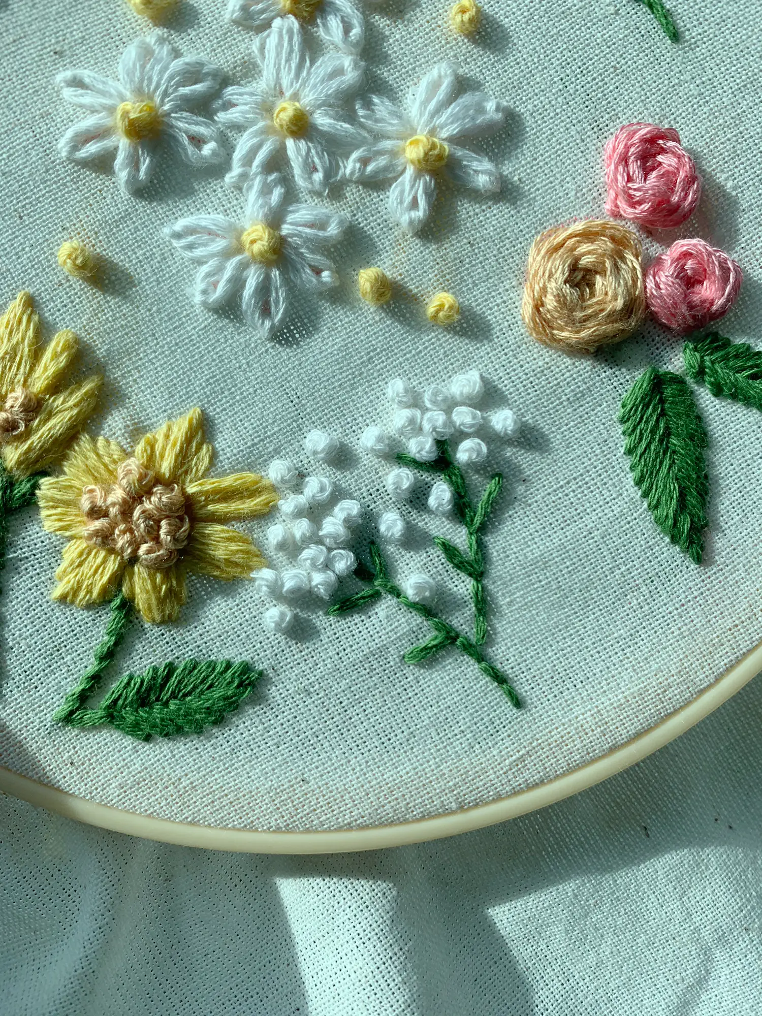 Flower Embroidery 🌸🕊️ How to Embroidered Simple Flowers with 2 ...