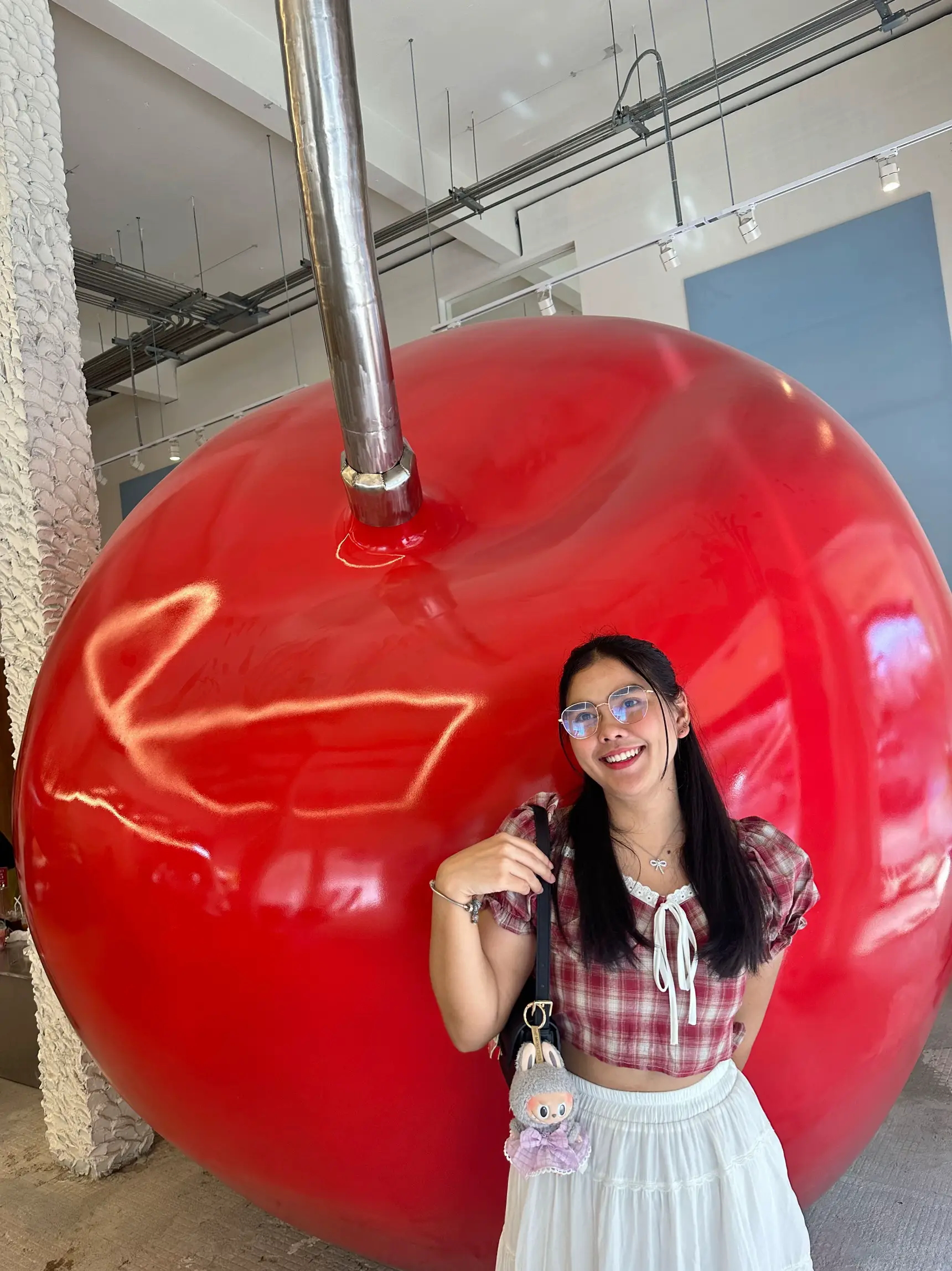 คาเฟ่ที่มีเชอร์รี่ยักษ์กลางร้าน!!🍒 | แกลเลอรีที่โพสต์โดย 𝓶𝓱𝓮𝔀🐰🎀 | Lemon8