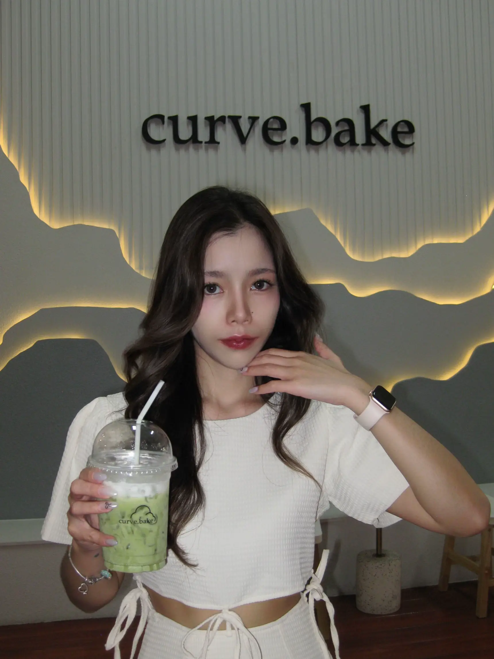 รีวิวกล้องดิจิตอล>> ลิซ่าถือในMV New women!!