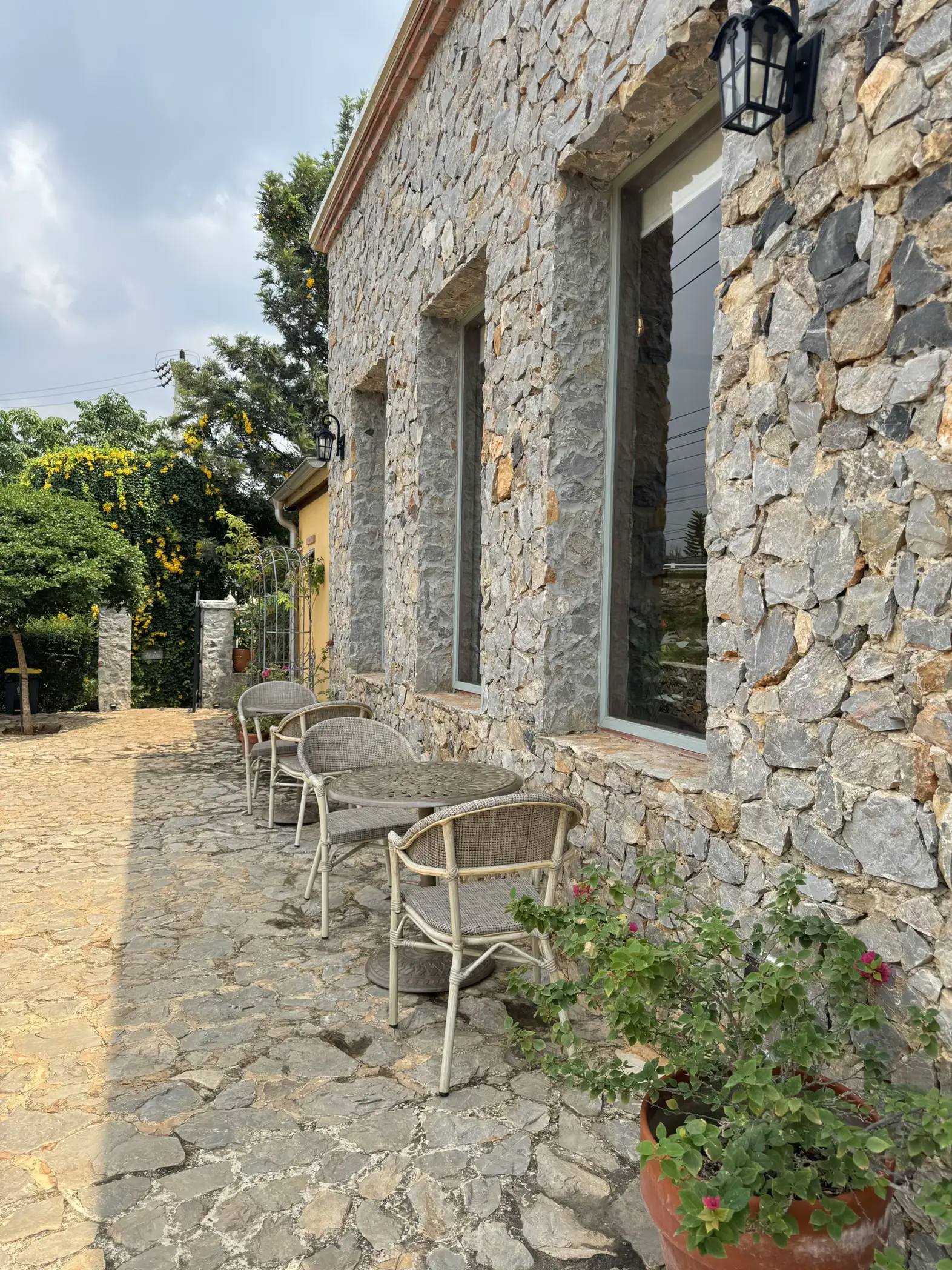 คาเฟ่เขาใหญ่ วิวจึ้ง สวยตะโกน ทับใจมาก 🥰 | แกลเลอรีที่โพสต์โดย Yumarii | Lemon8