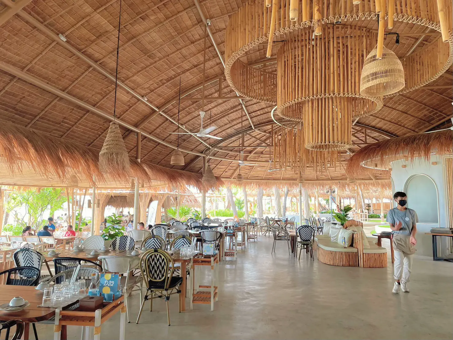 คาเฟ่สไตล์บาหลี ติดทะเล | แกลเลอรีที่โพสต์โดย Khunpui | Lemon8