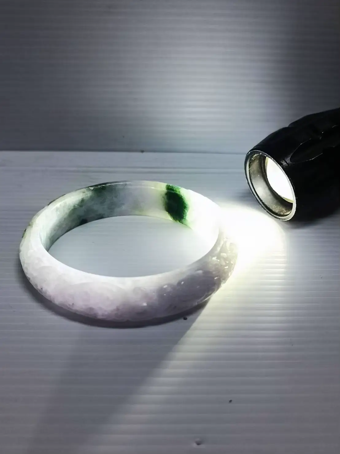 กำไลหยกพม่าแกะสลักลายเถาวัลย์ | แกลเลอรีที่โพสต์โดย Siam Aura | Lemon8