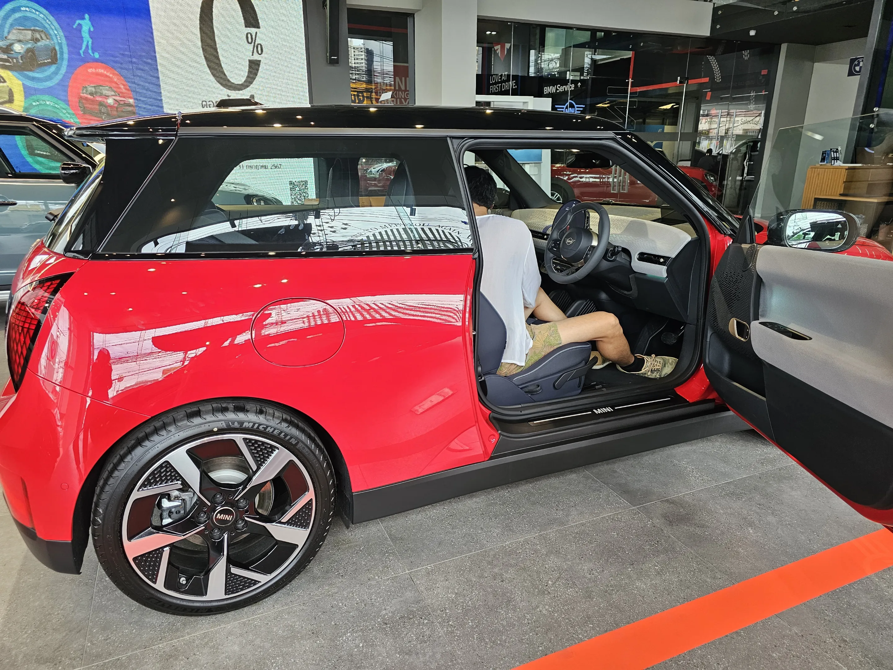 MINI COOPER EV ใหม่ล่าสุด ราคาดีมาก 1.699ลบ.!! | แกลเลอรีที่โพสต์โดย WRJ | Lemon8