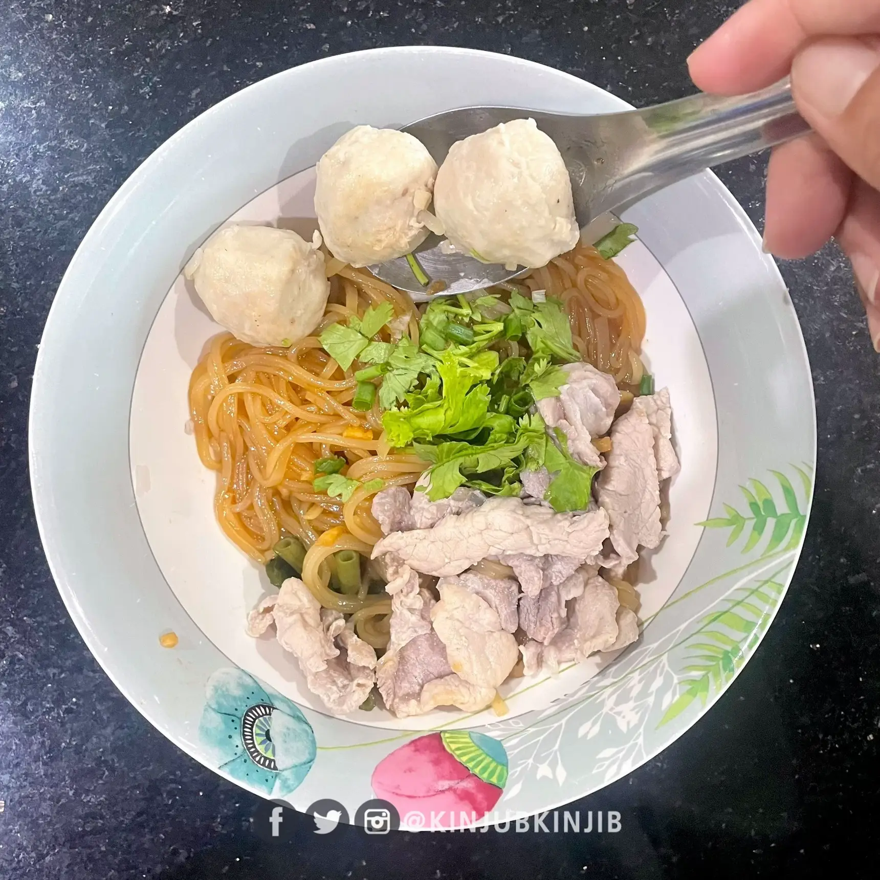 ซอสก๋วยเตี๋ยวแห้งสำเร็จรูปของเลอรสอร่อยถูกจริตมากก | แกลเลอรีที่โพสต์โดย kinjubkinjib | Lemon8