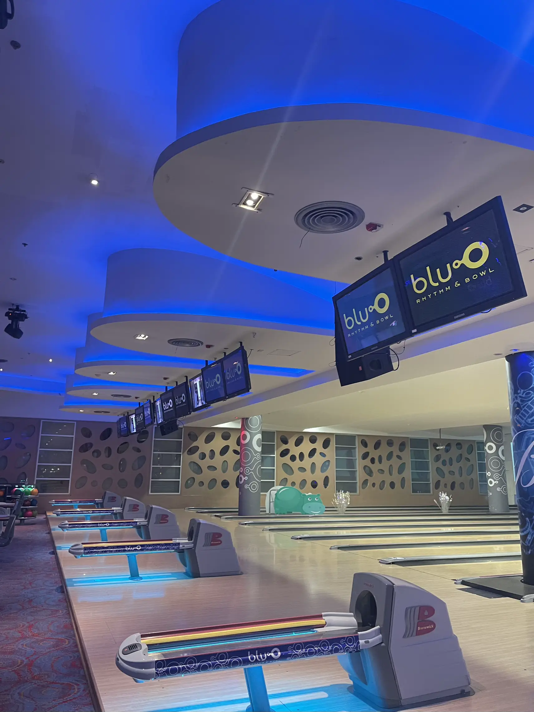 Hang Out กับเพื่อนโดยการมาโยนโบว์ลิ่งที่Blu-O 🎳🍹 | แกลเลอรีที่โพสต์โดย ...