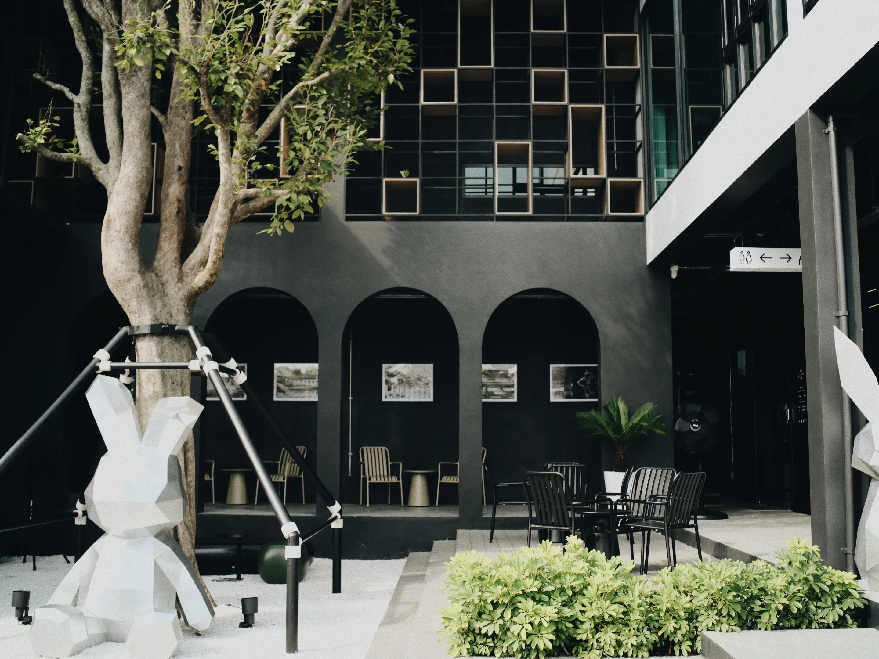 คาเฟ่สายอาคิเทคใน จันทบุรี Holm Gathering Cafe ☕🌙 | แกลเลอรีที่โพสต์โดย Daddy Panda | Lemon8