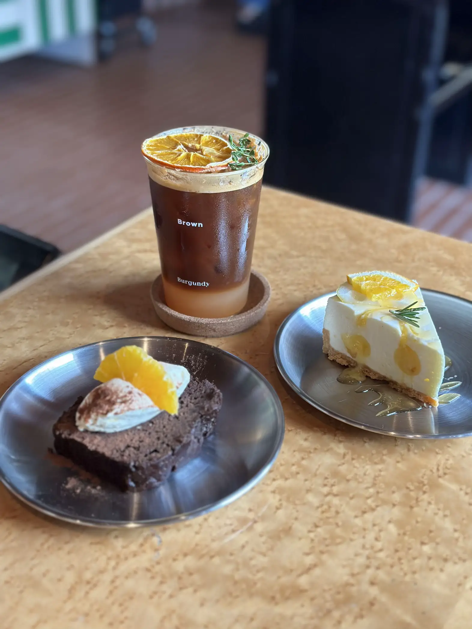 brown burgundy ☕️ บอกต่อคาเฟ่ vibe ดี พระราม 9 | แกลเลอรีที่โพสต์โดย EatChapter | Lemon8