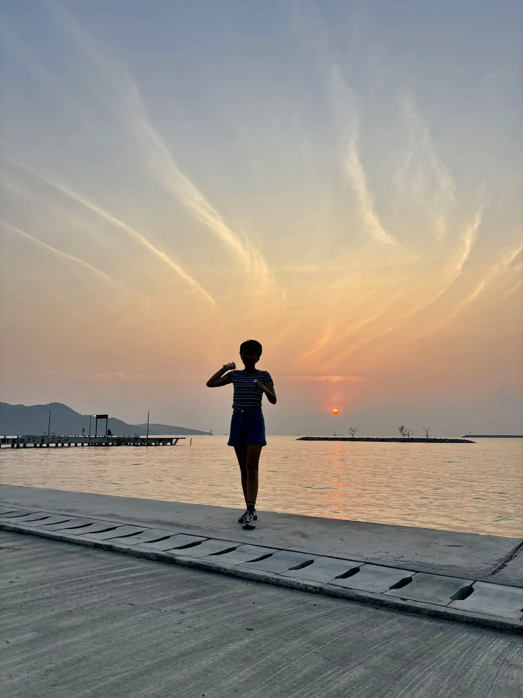 ไอเดียโพสต์ท่ากับพระอาทิตย์ยามเช้า | แกลเลอรีที่โพสต์โดย OATTiE | Lemon8