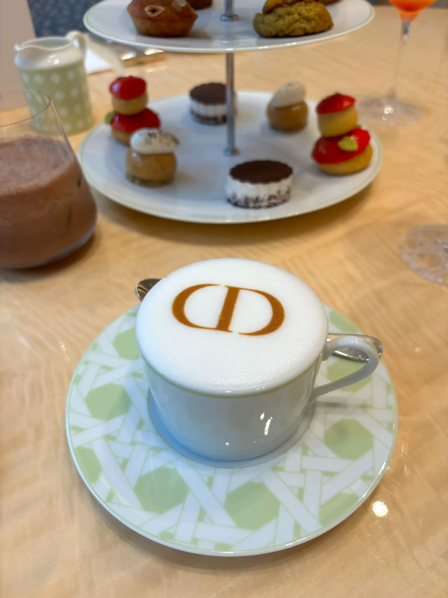 Afternoon tea ที่ CAFÉ DIOR by Ladurée 🎀 | แกลเลอรีที่โพสต์โดย mm🤍 | Lemon8