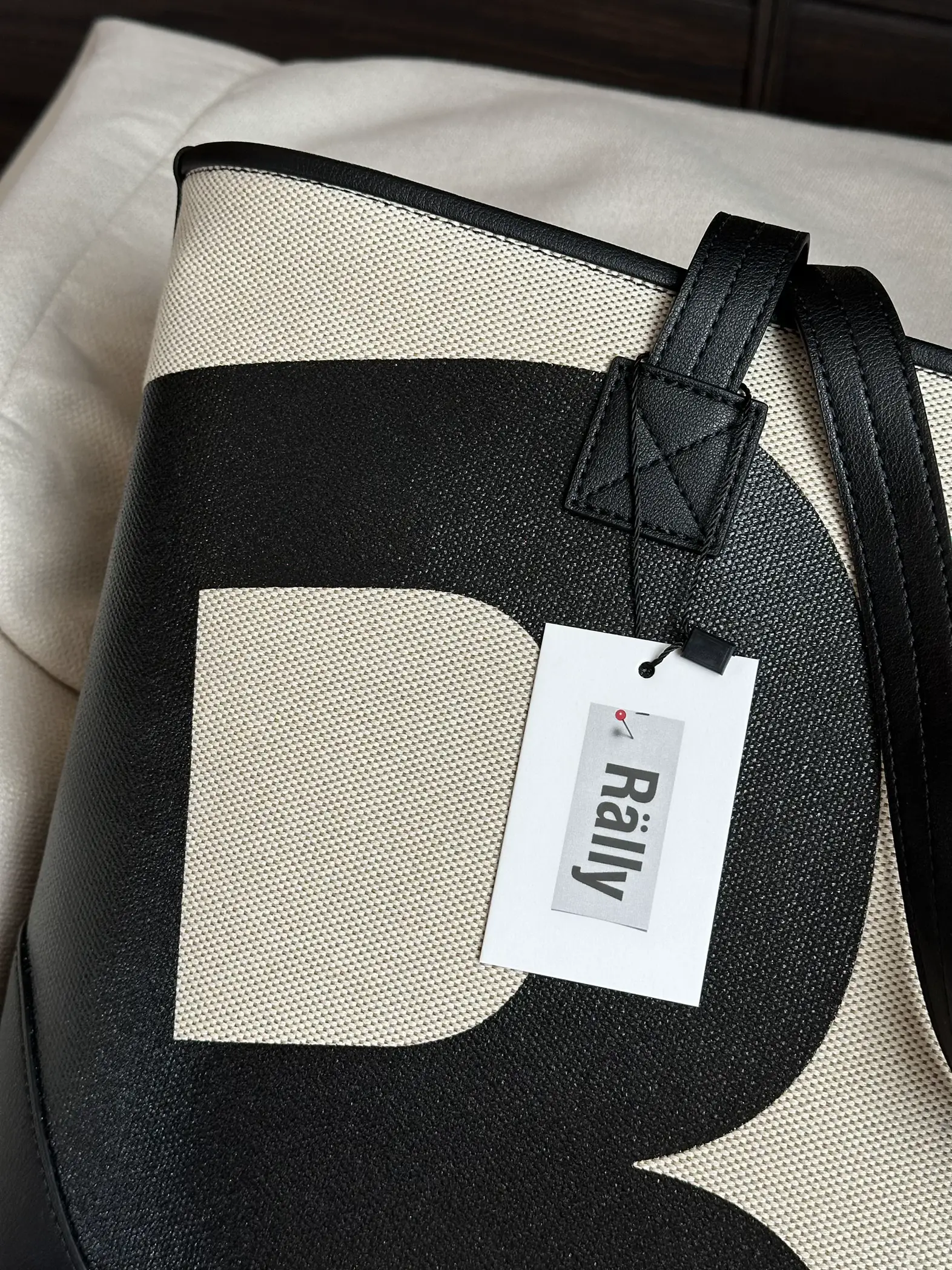 รีวิว กระเป๋า Rally tote bag รุ่นใหม่ล่าสุด | แกลเลอรีที่โพสต์โดย ...