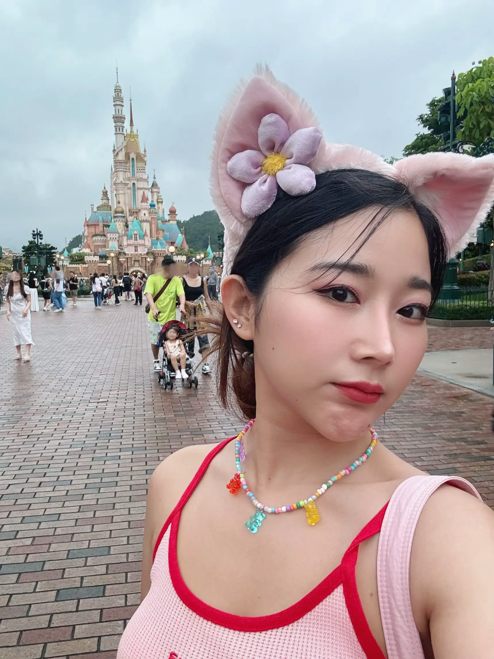 แต่งตัวไป Disneyland hongkong แบบสาวตัวเล็ก | แกลเลอรีที่โพสต์โดย Bowabowa | Lemon8