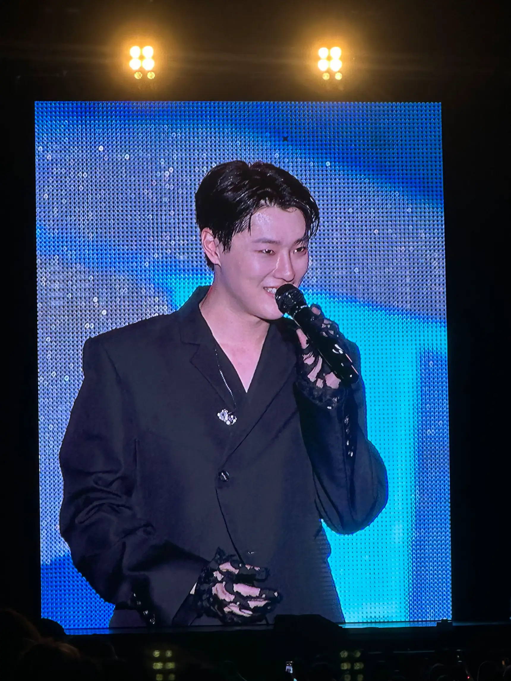 OOTD OO-LI AND in BKK 🧡💙🎸 | แกลเลอรีที่โพสต์โดย PG WZ | Lemon8