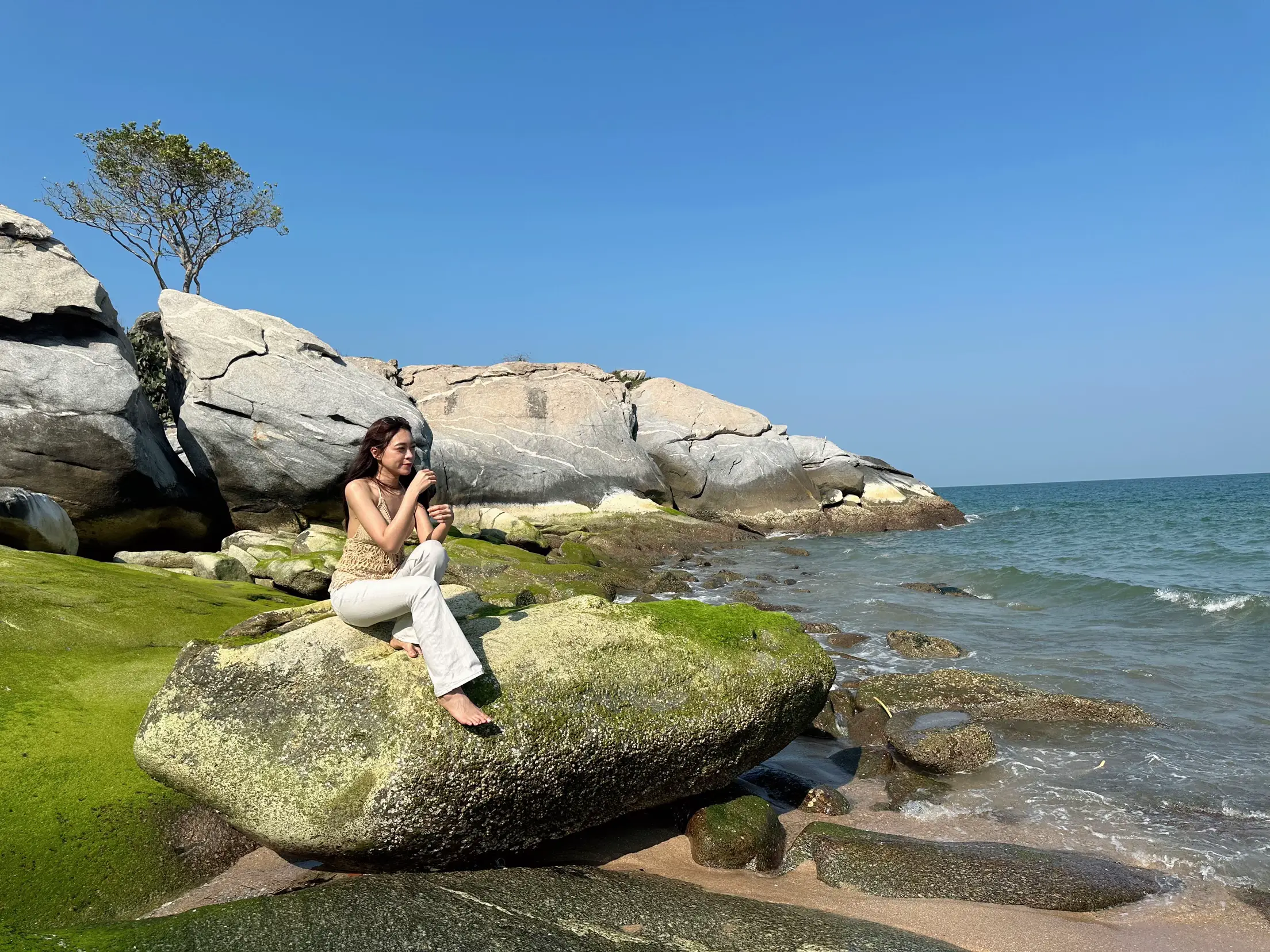 หาดทรายน้อย ในเดือนกุมภาพันธ์🌊 | แกลเลอรีที่โพสต์โดย Ploy Sasipim | Lemon8