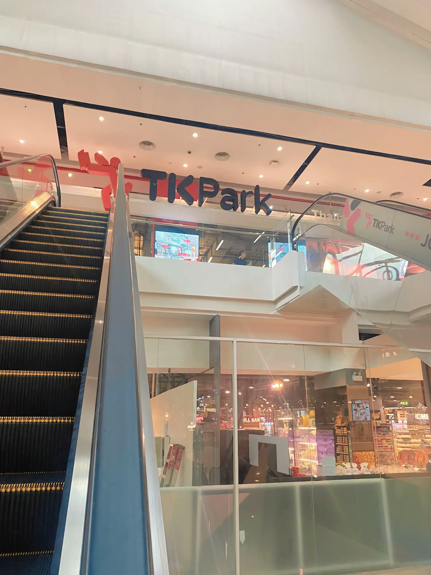 TK park อ่านหนังสือบนเซนทรัลเวิลด์ FREE wifi !!! | แกลเลอรีที่โพสต์โดย V|€W | Lemon8