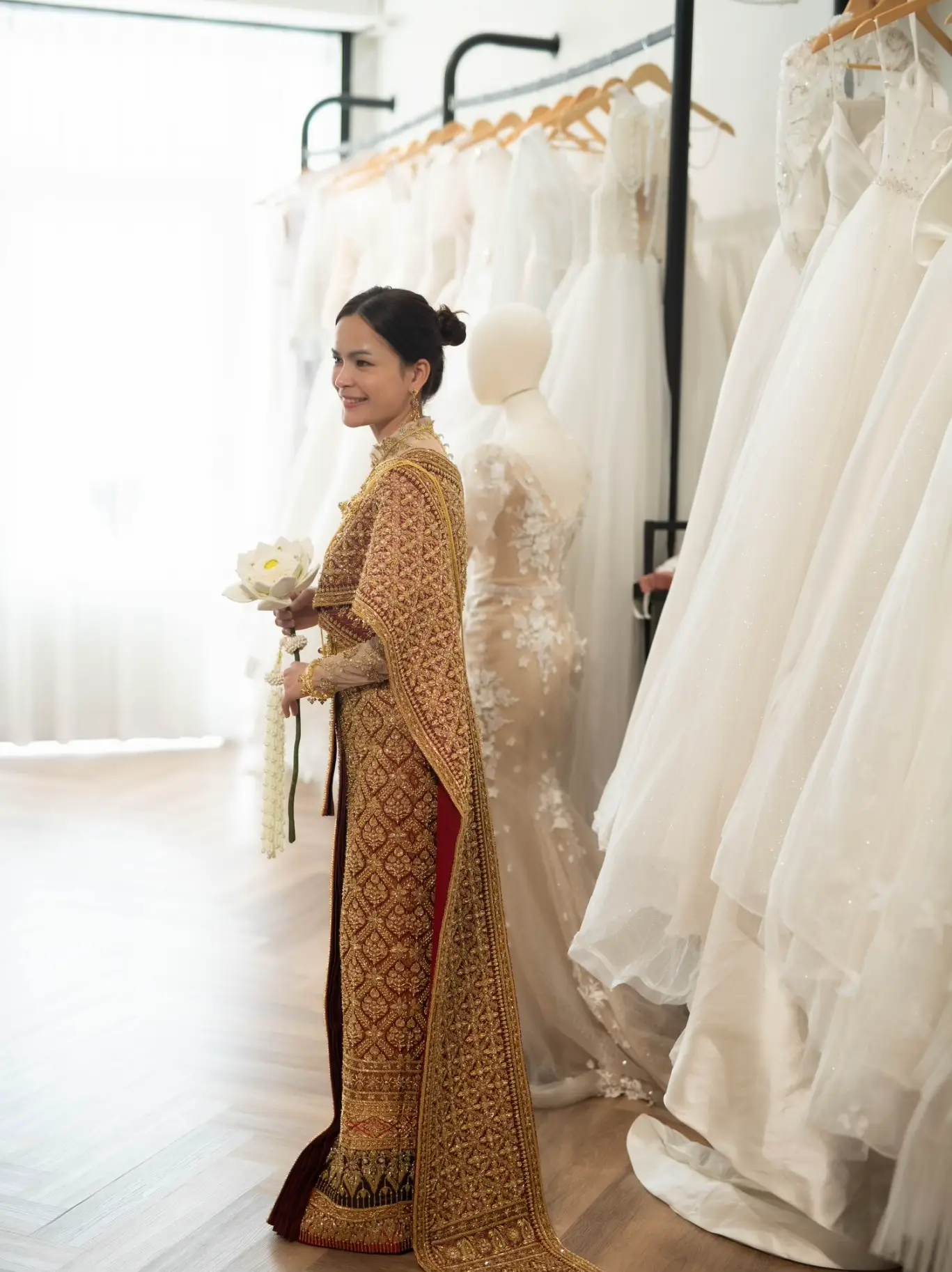 ชุดไทยศิวาลัยประยุกต์ | แกลเลอรีที่โพสต์โดย Adore Bridal | Lemon8