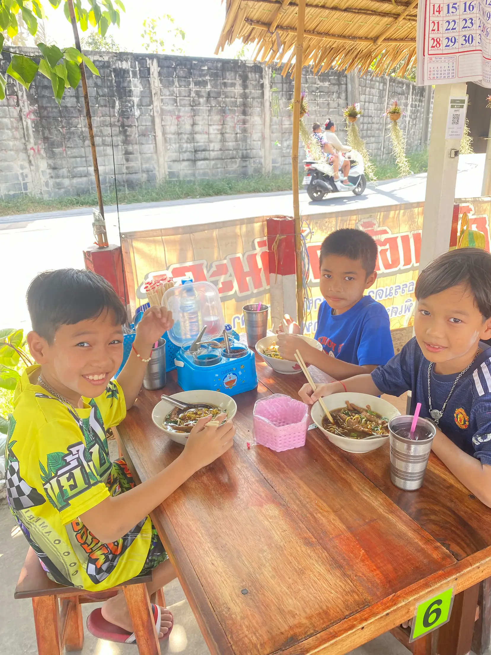 ก๋วยเตี๋ยวไก่มะระ กาแฟบ้านเหลือง | แกลเลอรีที่โพสต์โดย RA TI | Lemon8