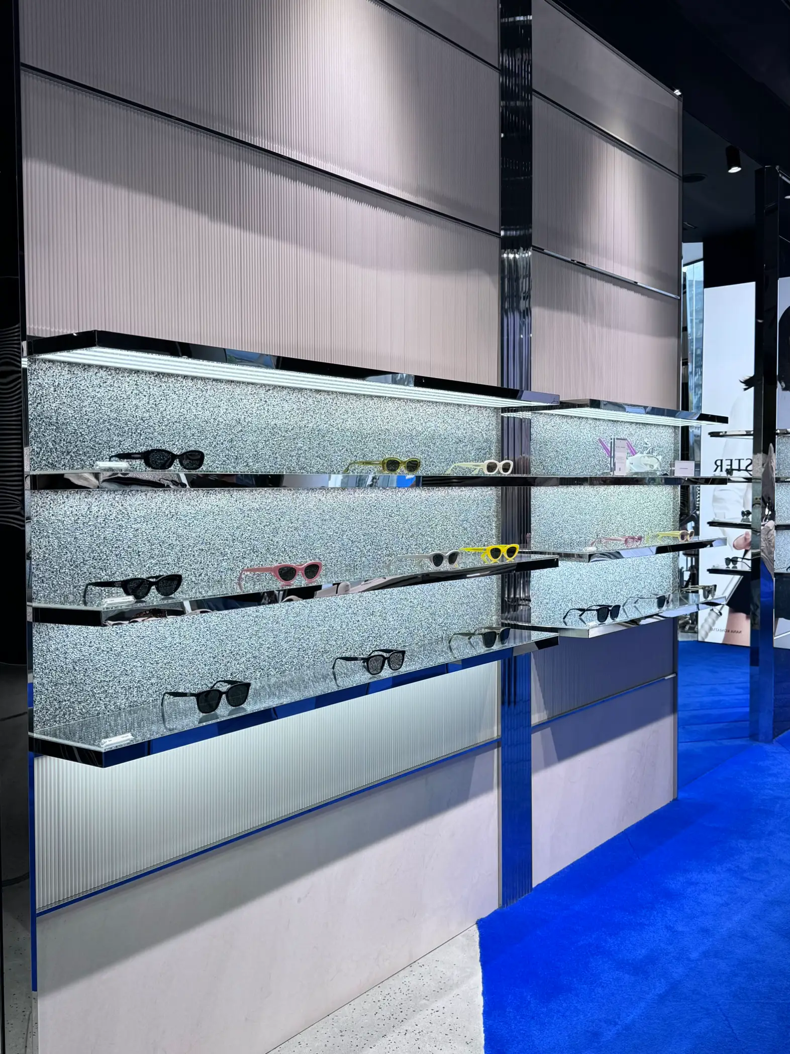 ไปซื้อแว่นกันแดด Shop Gentle Monster - Emquatier 🕶️ | แกลเลอรีที่โพสต์โดย ALittle_Ghost | Lemon8