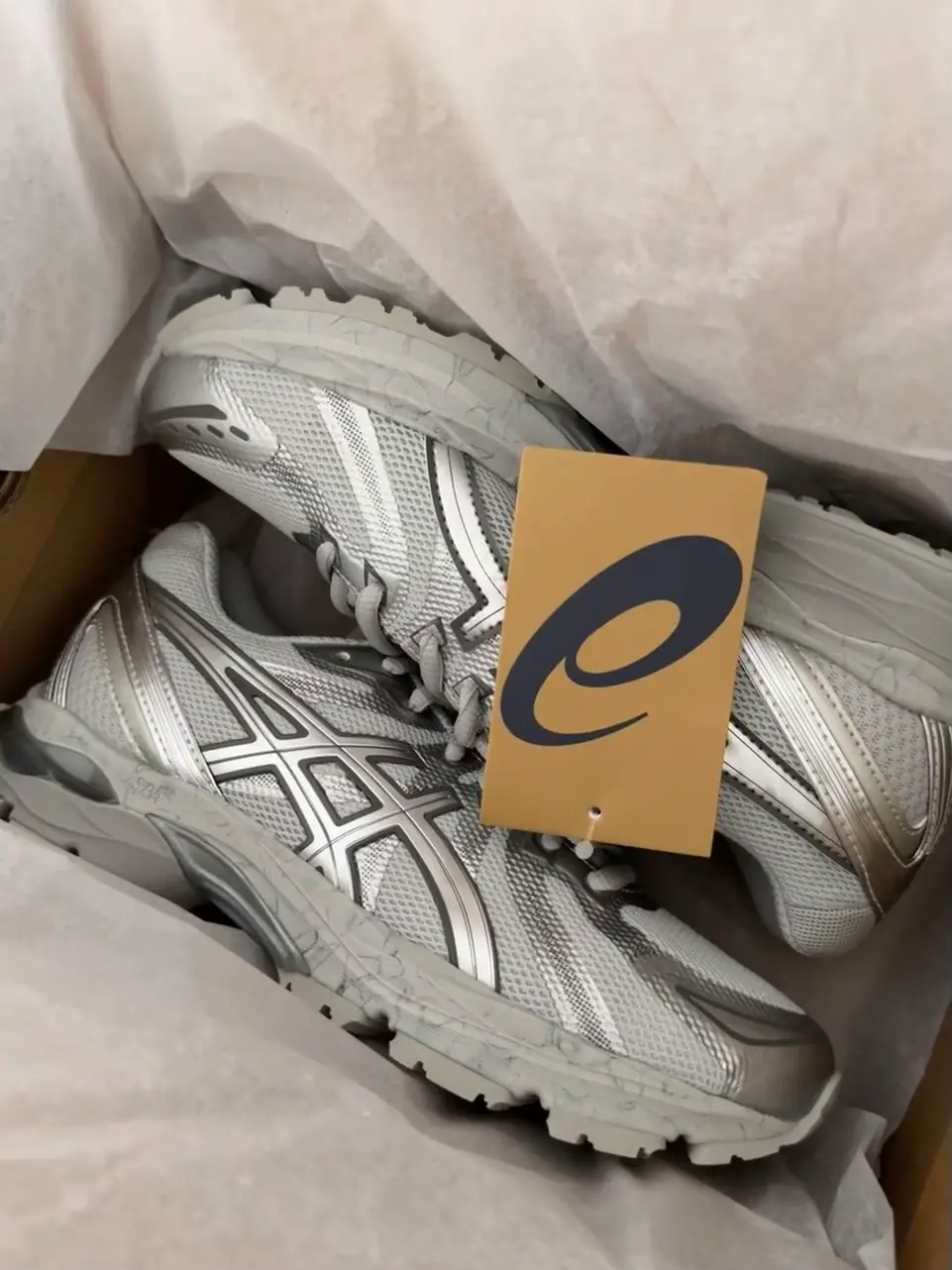 รีวิว asics สี silver สุด y2k น่าตำมั้ย | แกลเลอรีที่โพสต์โดย namwanmn ...