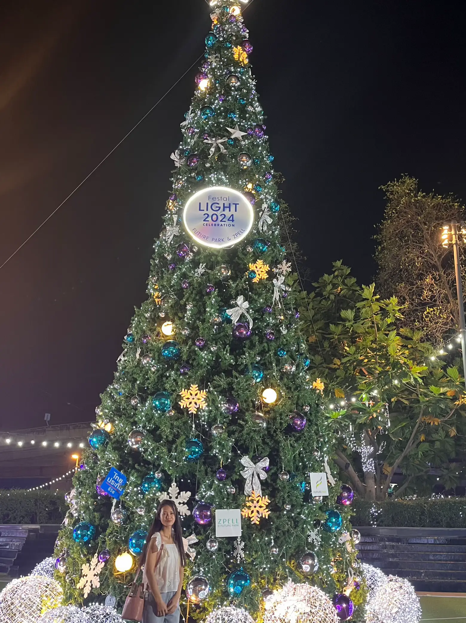 เทศกาลคริสต์มาสไปหาต้นคริสต์มาสใหญ่ไว้ถ่ายรูป | แกลเลอรีที่โพสต์โดย Chalalai Ponrak | Lemon8