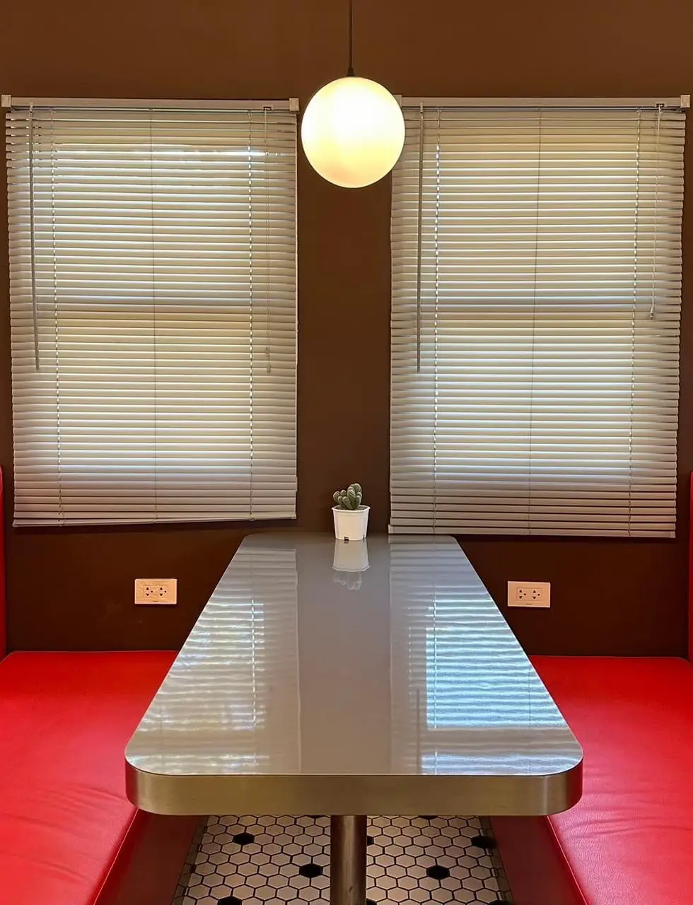 คาเฟ่เปิดใหม่ ‘กาญจนบุรี’ Vibes ดีฟีลเมกา 🇺🇸⭐️ | แกลเลอรีที่โพสต์โดย lbzero | Lemon8