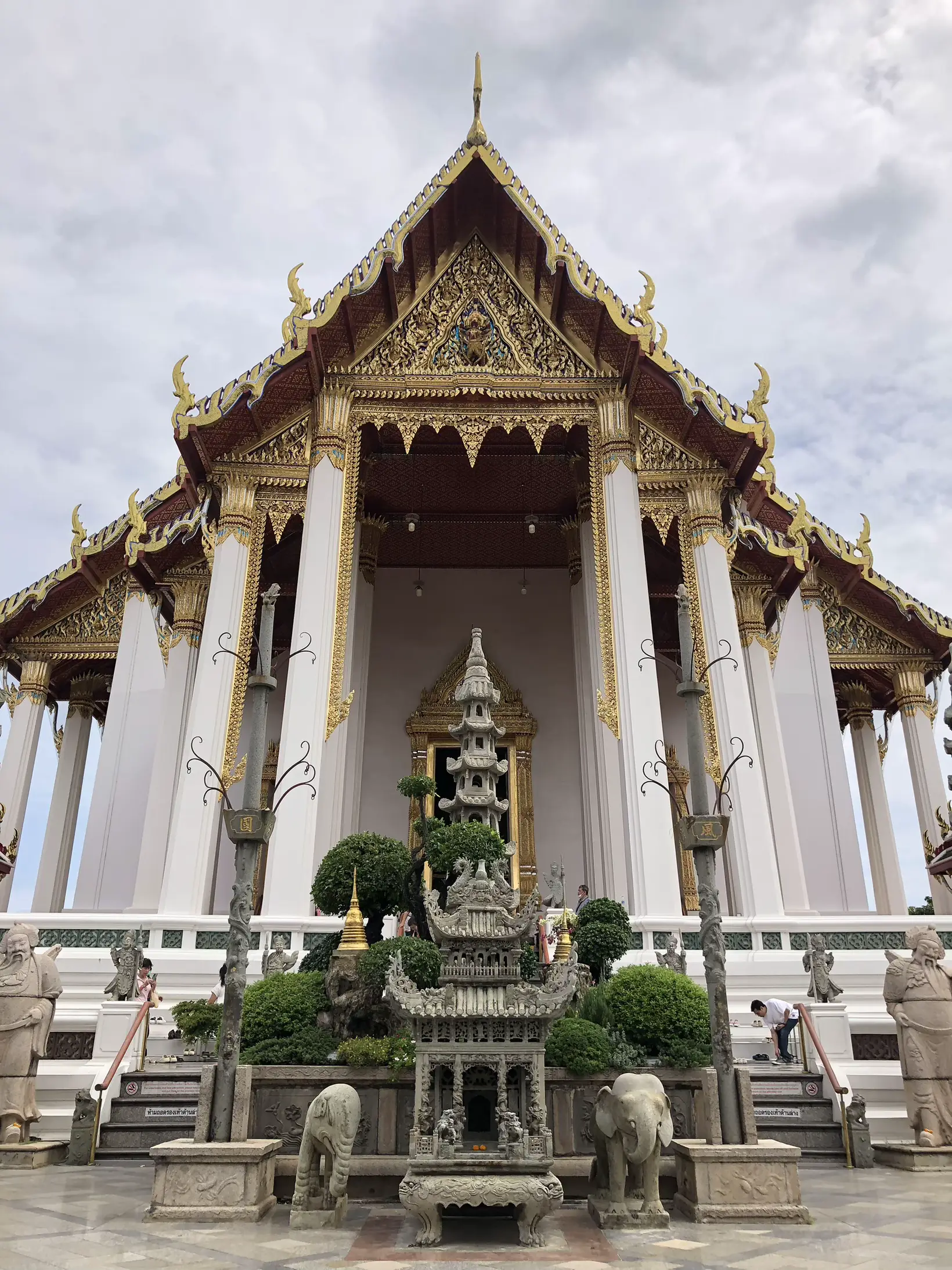 แวะทำบุญ+มู ณ วัดสุทัศน์ | แกลเลอรีที่โพสต์โดย Hyunnie.narakk | Lemon8