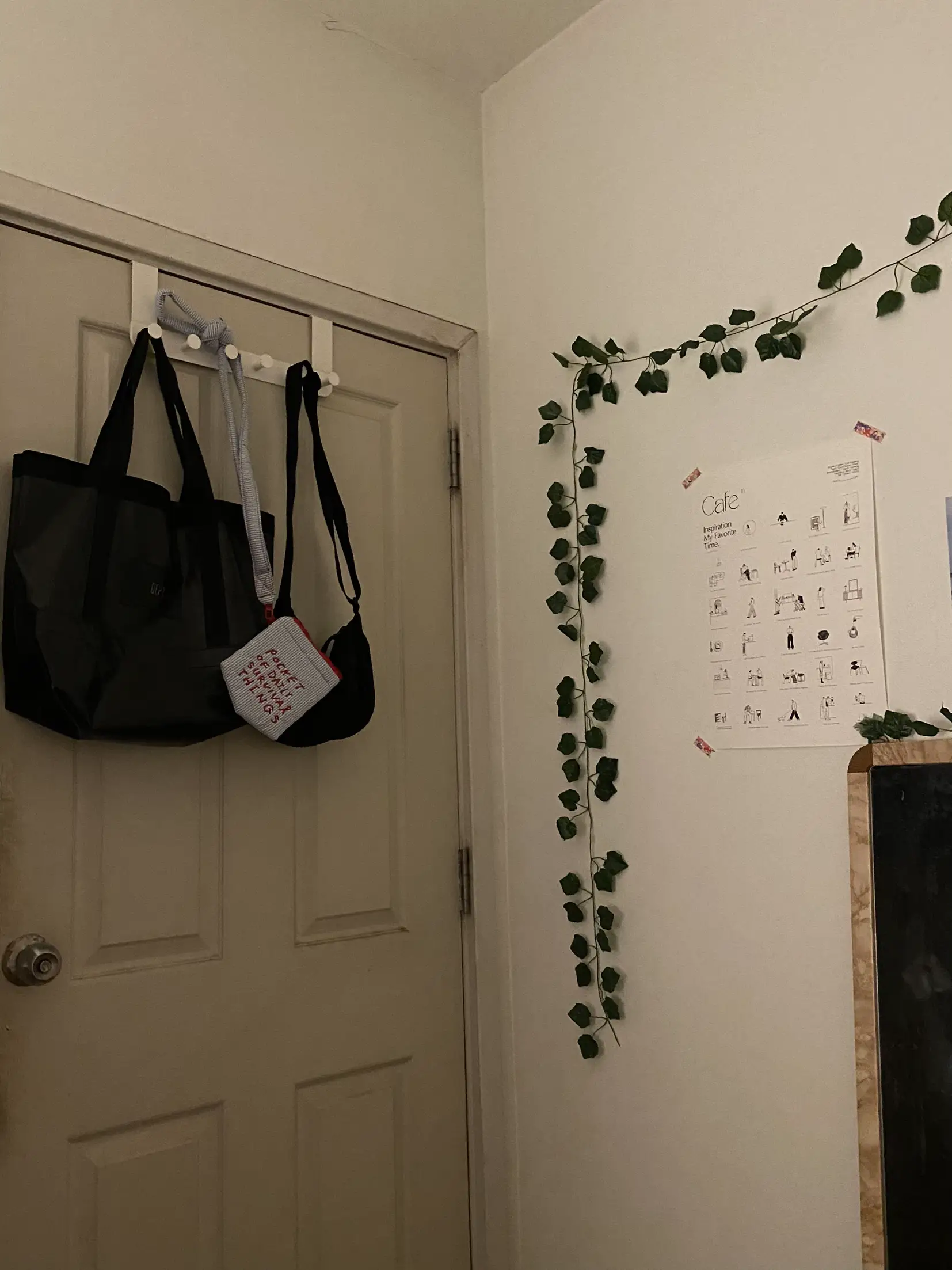 Room tour แต่งห้องนอนฉบับคนพื้นที่น้อย☘️🍥 | แกลเลอรีที่โพสต์โดย ...