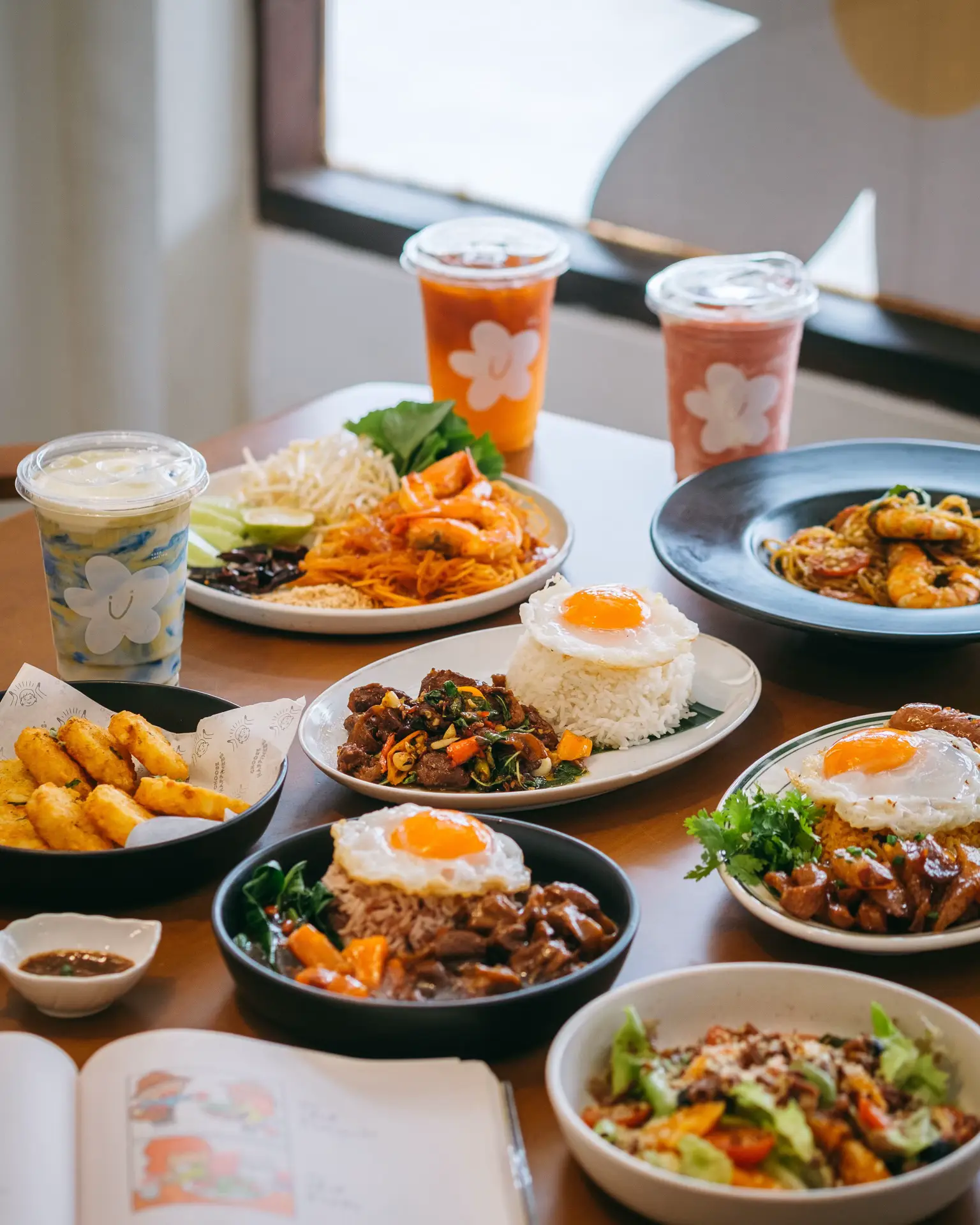 สร้างสรรค์เสื้อยืดลายเดียวในโลกไม่ซ้ำใครที่ HAPPY QUARTERS 💚😃 | แกลเลอ ...