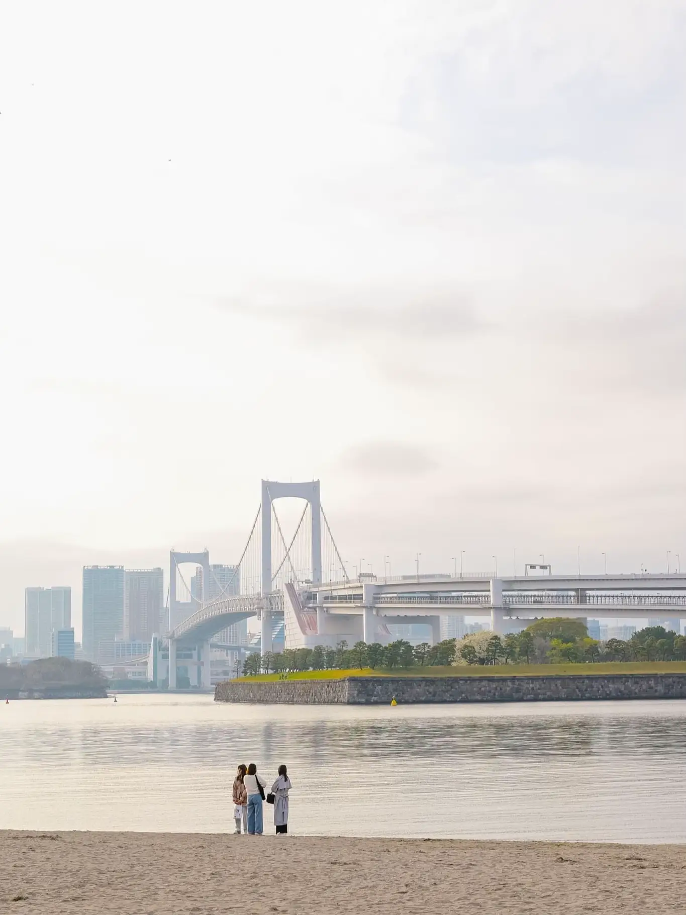นั่งดูพระอาทิตย์ลับขอบฟ้าที่ ‘Odaiba Beach’ 🌸🌉 | แกลเลอรีที่โพสต์โดย lbzero | Lemon8