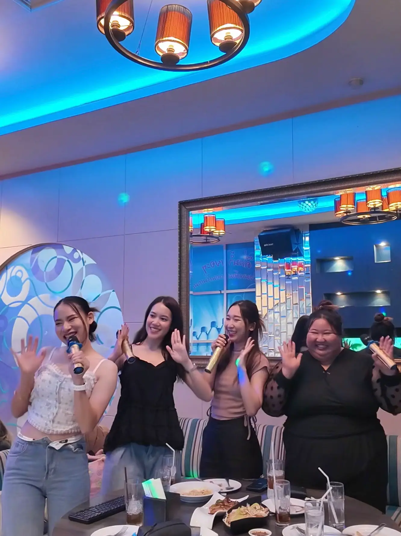 ชวนเพื่อนๆ มาสนุกกันยกแก๊งที่ blue-O กับห้อง Platinum Room | แกลเลอรี ...