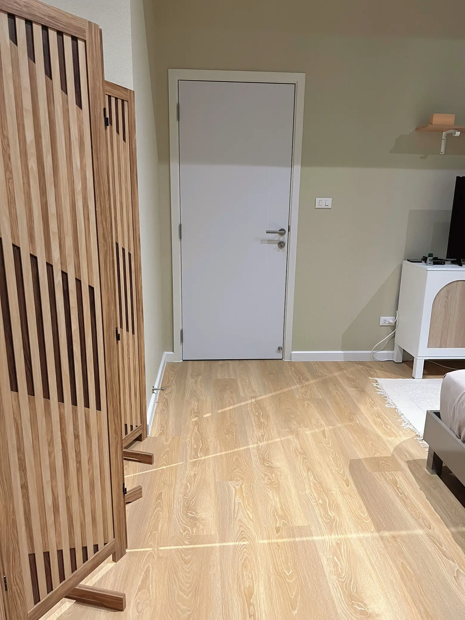 กั้นโซน Walk in closet ไม้ง๊อบิ๊วท์อิน | แกลเลอรีที่โพสต์โดย TP Studio Home | Lemon8