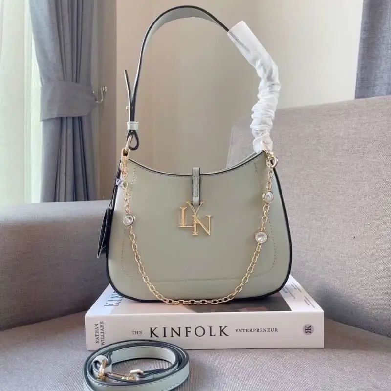 กระเป๋าสะพาย🛍แบรนด์: LYN รุ่น | แกลเลอรีที่โพสต์โดย Nurmee Hawae | Lemon8