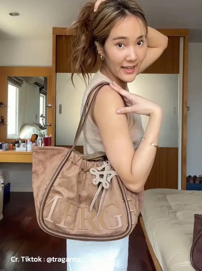 กระเป๋า Merge A Day Bag Medium🎀 | แกลเลอรีที่โพสต์โดย Piya | Lemon8