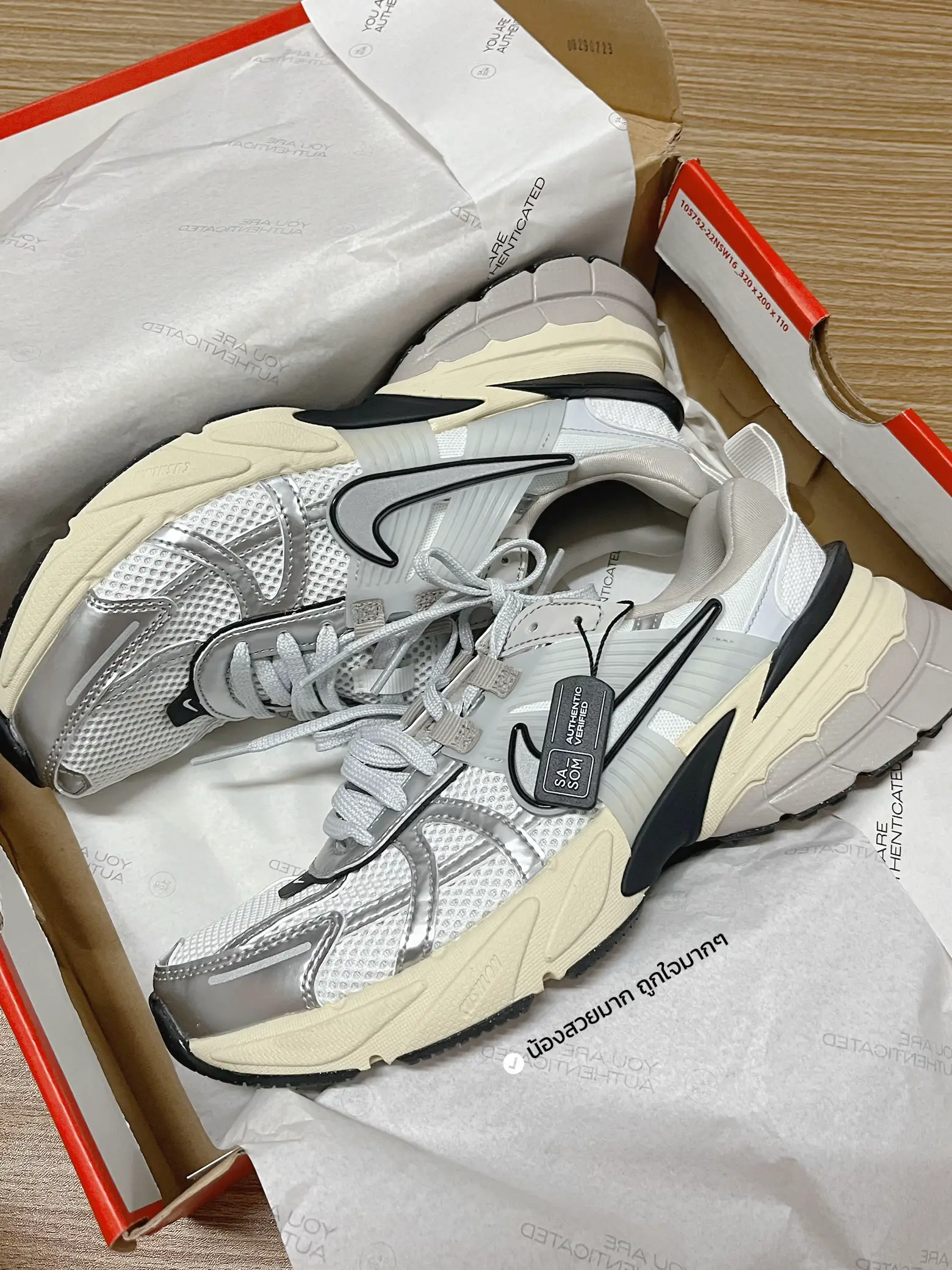 แกะกล่อง Nike V2K Run สี White Metallic Silver👟 | แกลเลอรีที่โพสต์โดย ...