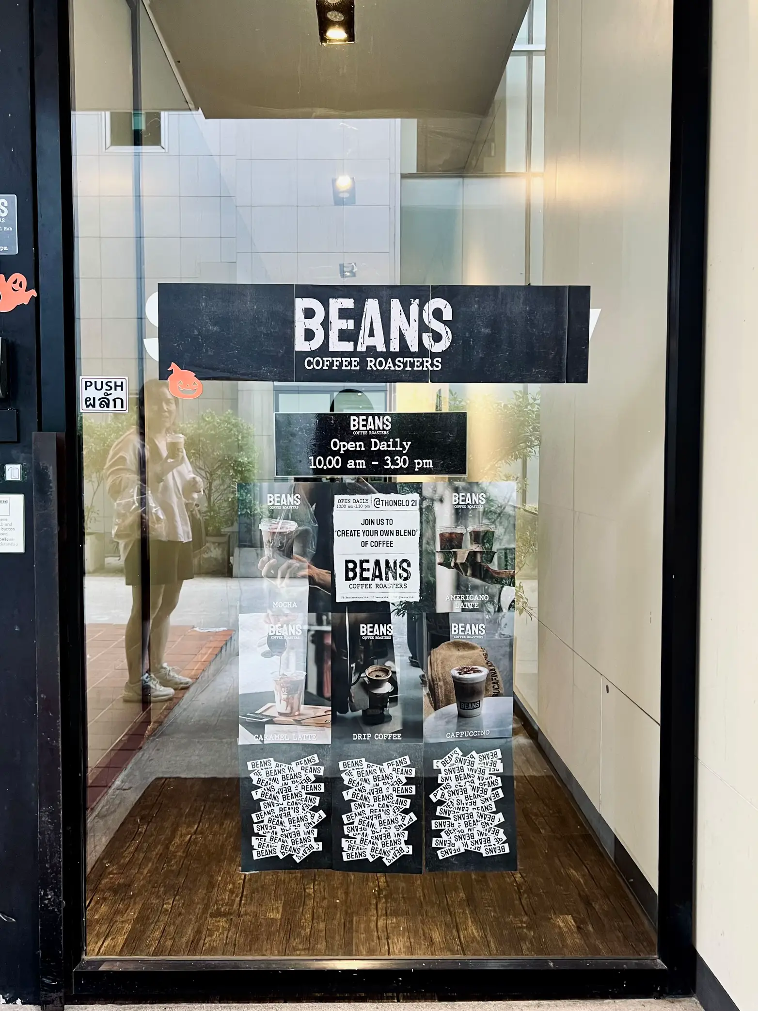 BEANS - ร้านกาแฟทางเข้าลึกลับ แต่อร่อย! | แกลเลอรีที่โพสต์โดย RandomPlaces | Lemon8