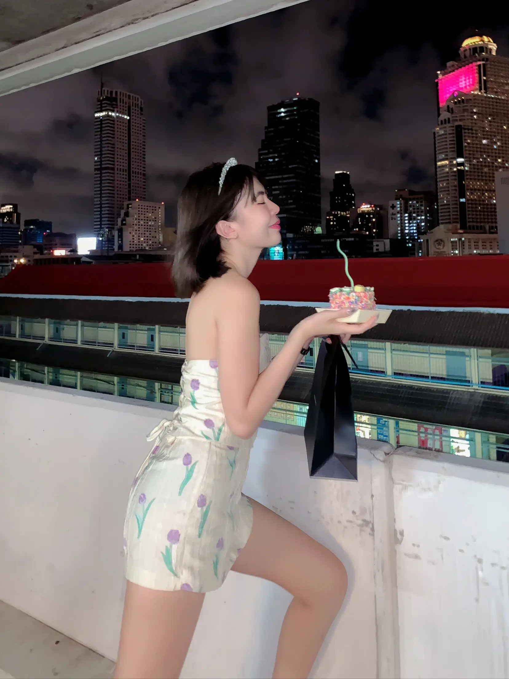 ไอเดียโพสต์ท่าวันเกิดในลานจอดรถ🥂 | แกลเลอรีที่โพสต์โดย SuperCat | Lemon8