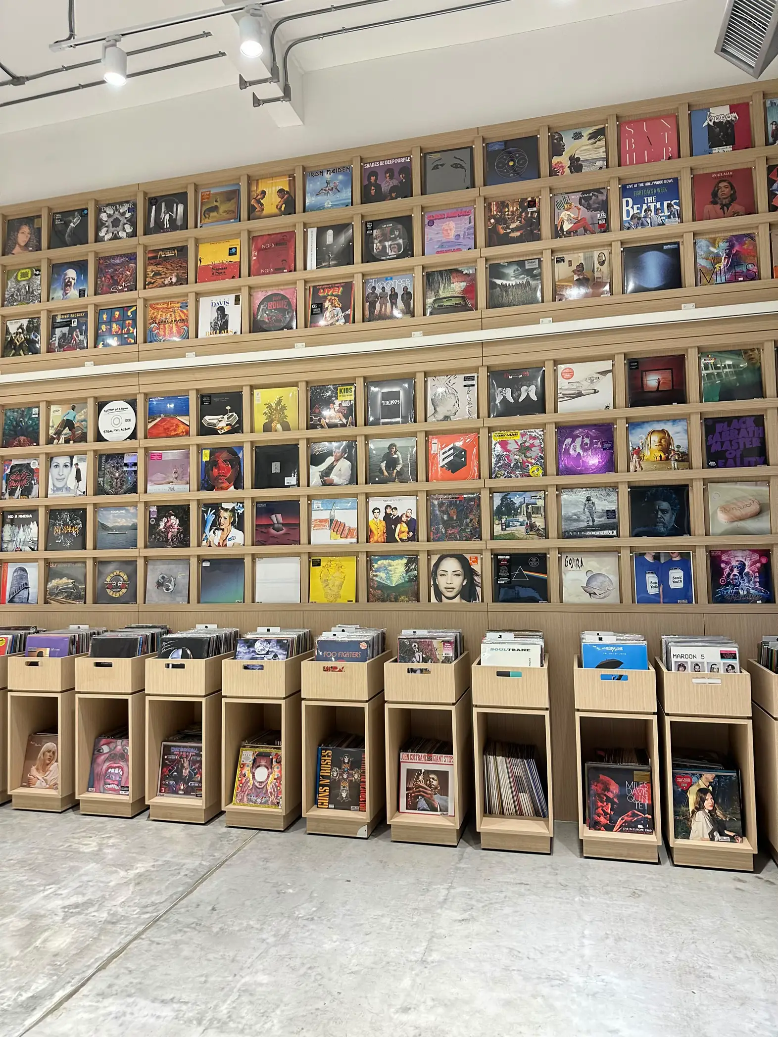 ร้านแผ่นเสียงย่านพหลโยธิน CD Cosmos | แกลเลอรีที่โพสต์โดย seenamz | Lemon8