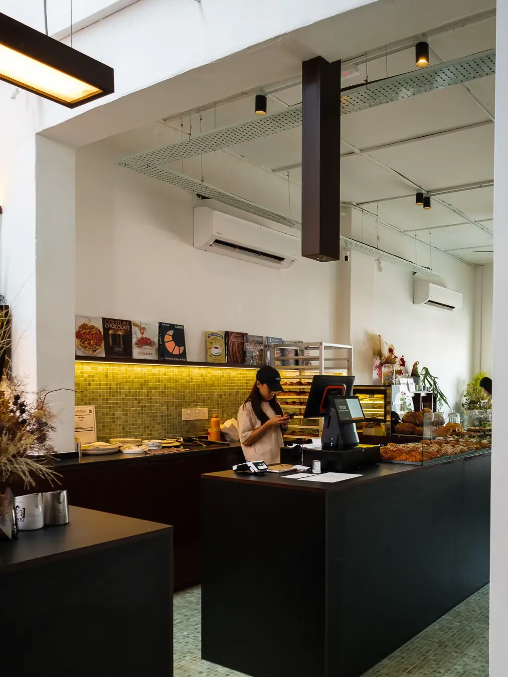 😭VERY BAD SEATING DESIGN at this viral BAKERY😓 | Galeri disiarkan oleh ...