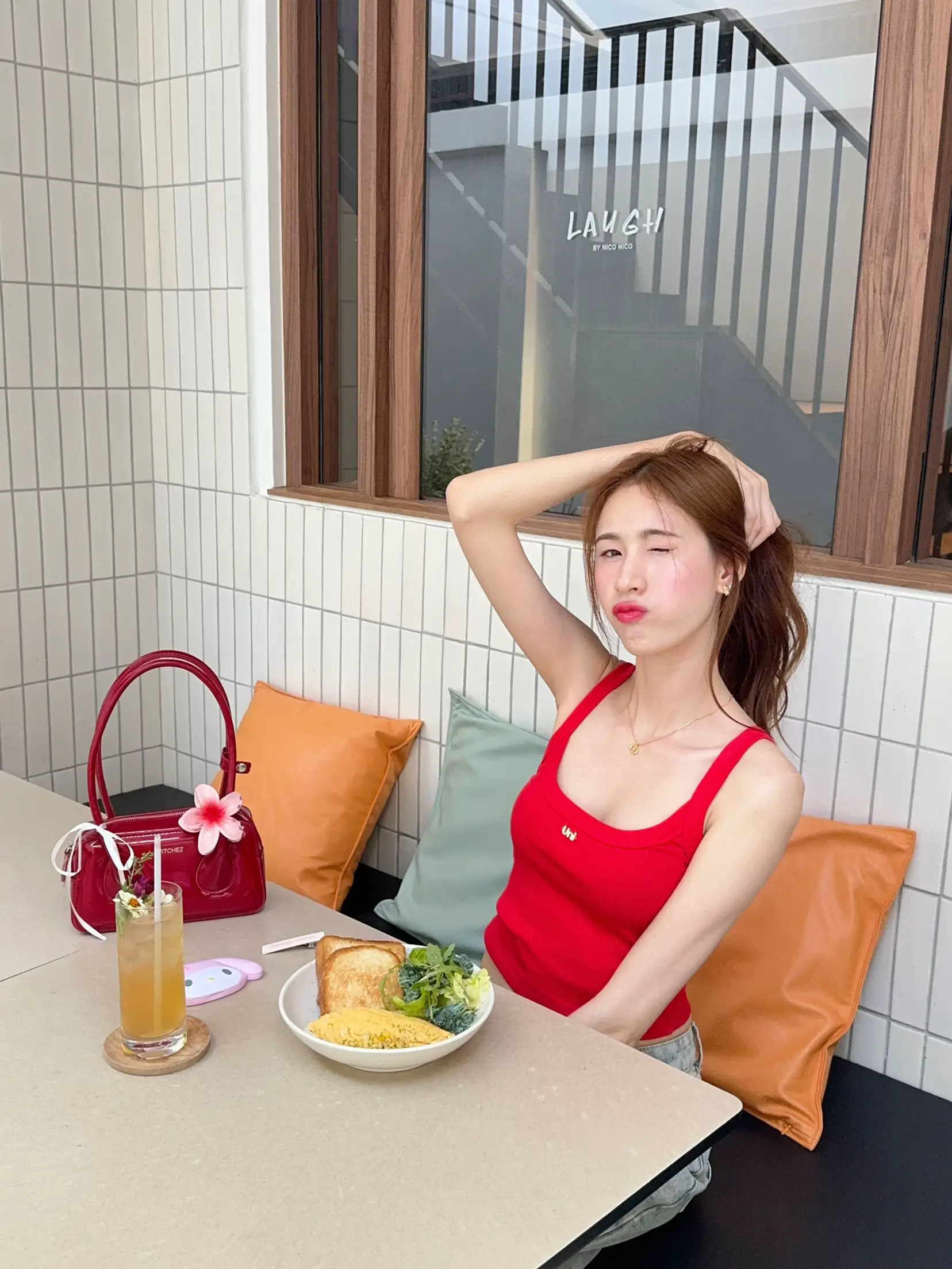 OOTD แต่งตัวลุคสีแดงไปคาเฟ่🧣💌🪄 | แกลเลอรีที่โพสต์โดย Liuliu’stye | Lemon8