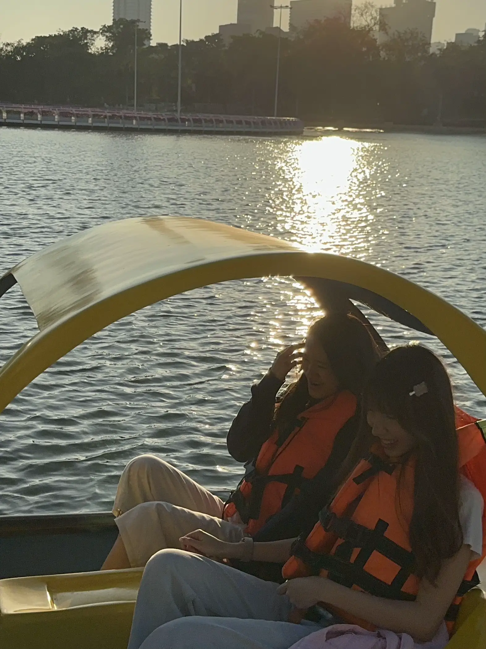 เดินเล่นกับปั่นเป็ดที่สวนเบญจกิติ | แกลเลอรีที่โพสต์โดย jaisai | Lemon8