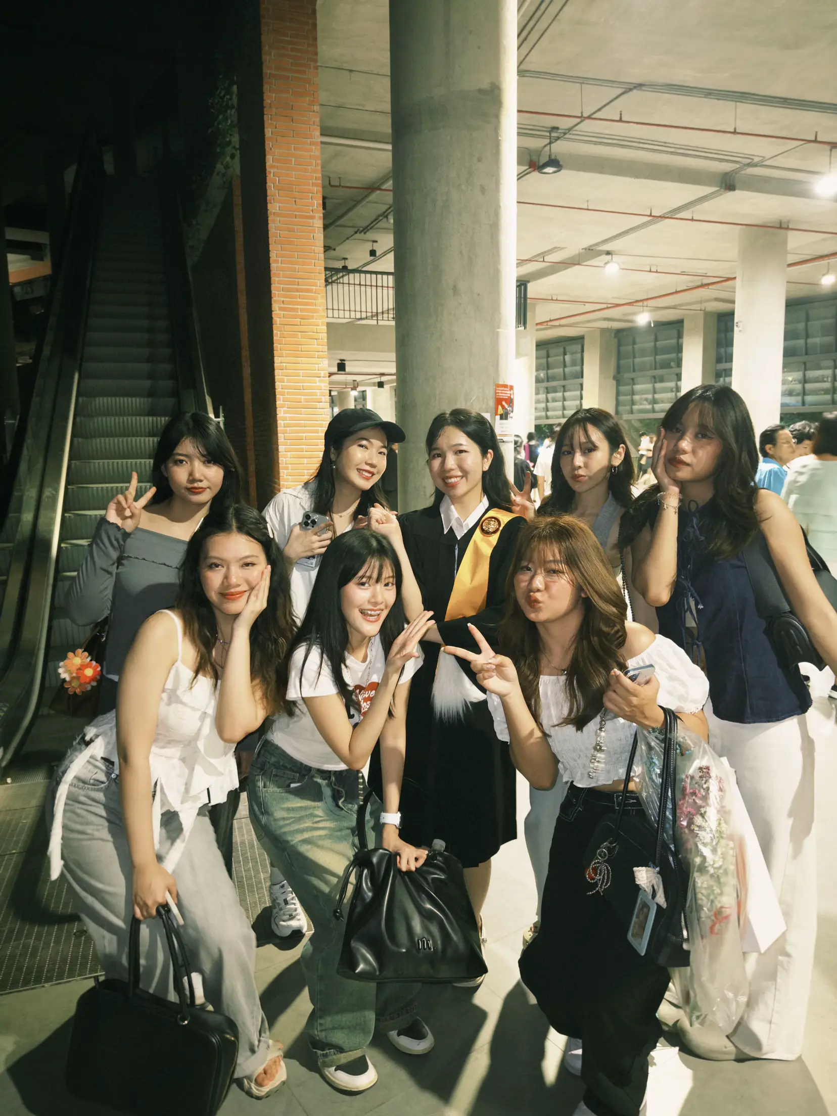 OOTD แต่งตัวไปรับปริญญาเพื่อนสาว outfit with friends 💌 | แกลเลอรีที่โพสต์โดย PLOY MANEE | Lemon8