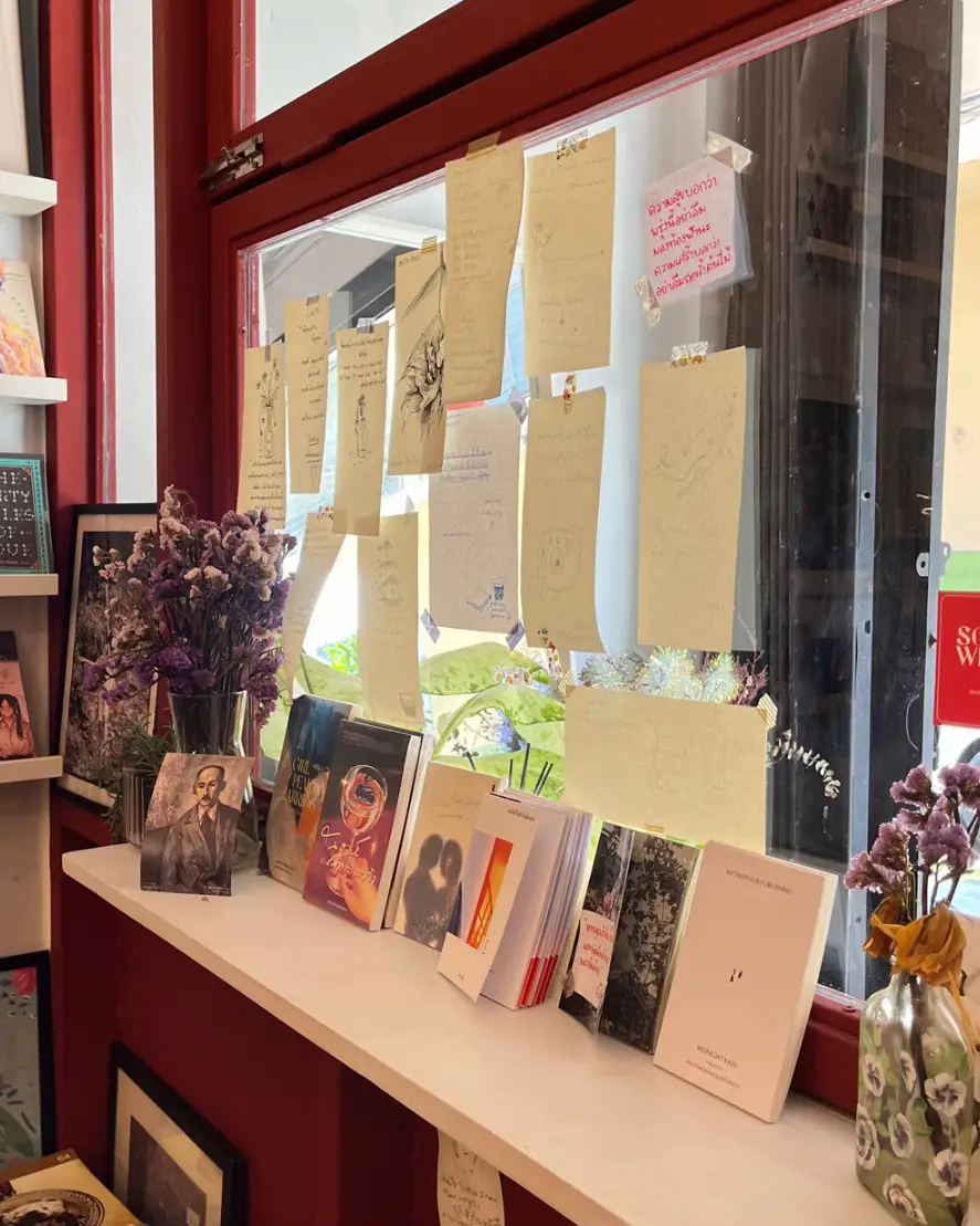 พาทัวร์ร้านหนังสือ “Somewhere Bookshop & Home Cafe” 📕 | แกลเลอรีที่โพสต์โดย P.S.Publishing | Lemon8