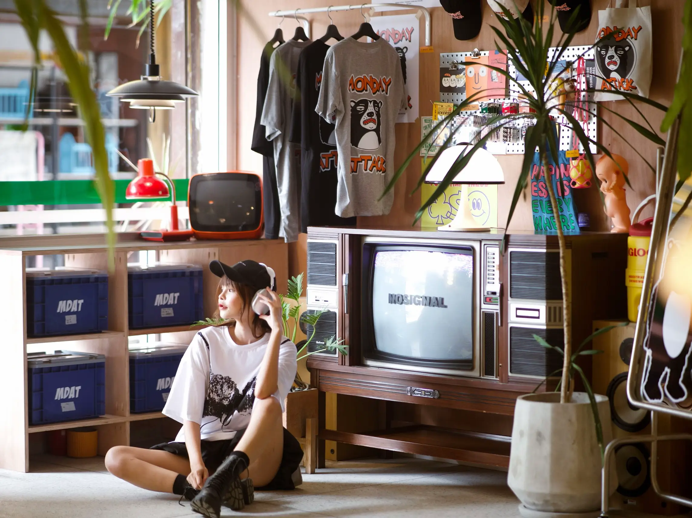 🧡คาเฟ่สุดชิคสไตล์ 90‘วินเทจ “MONDAY ATTACK” | แกลเลอรีที่โพสต์โดย May’s Journey | Lemon8