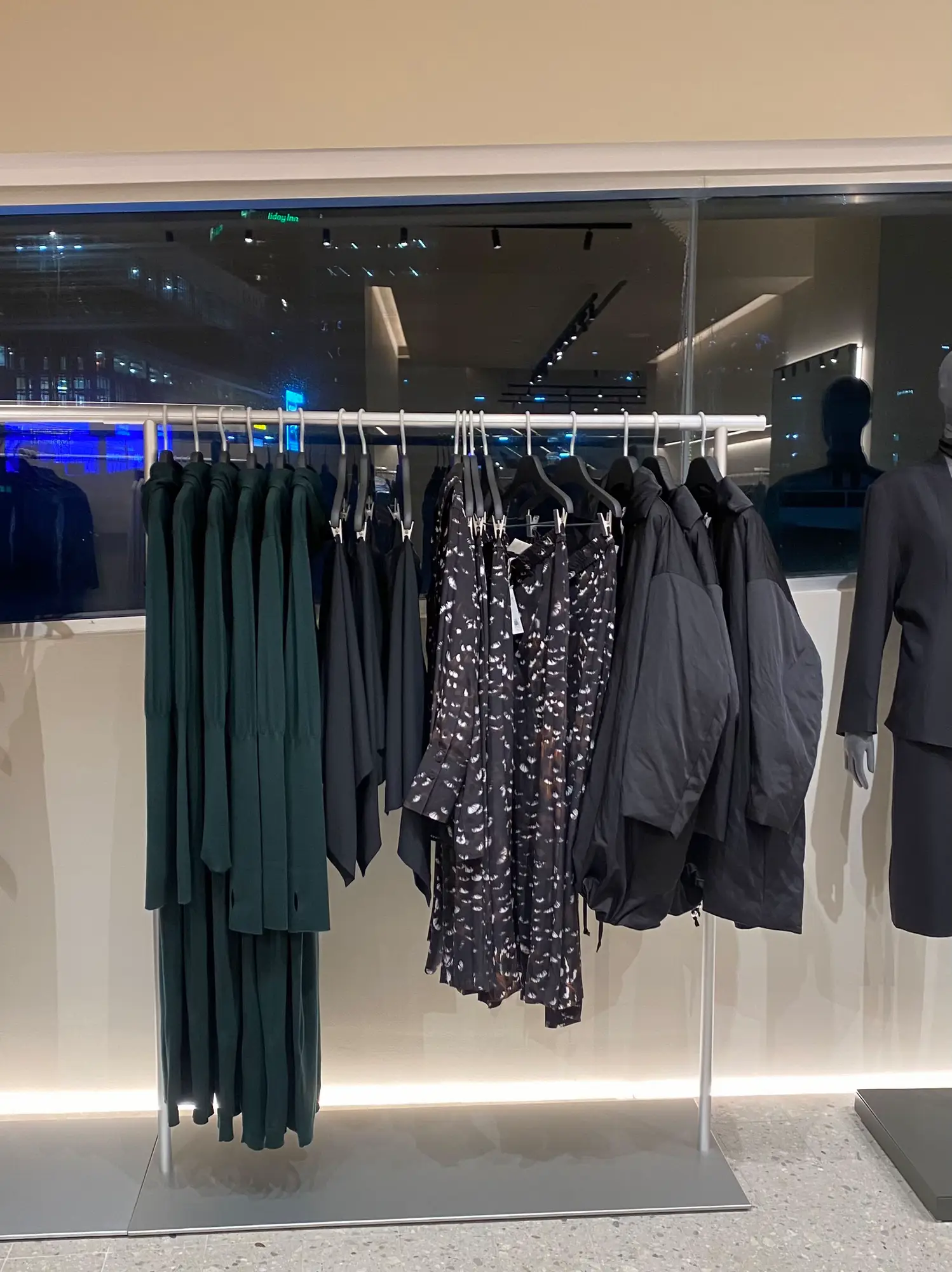 COS NEW STORE | สัมผัสใหม่พร้อมคอนเซปต์ความยั่งยืน | แกลเลอรีที่โพสต์ ...