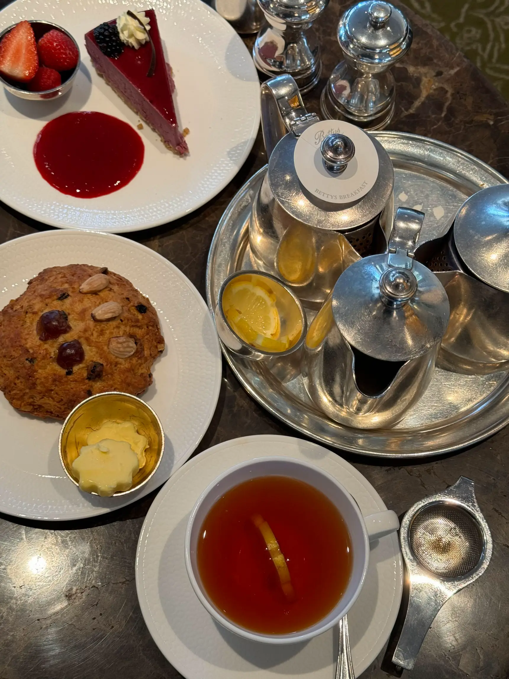 ร้าน afternoon tea แนะนำทที่Bettys EST 1919 | แกลเลอรีที่โพสต์โดย ...