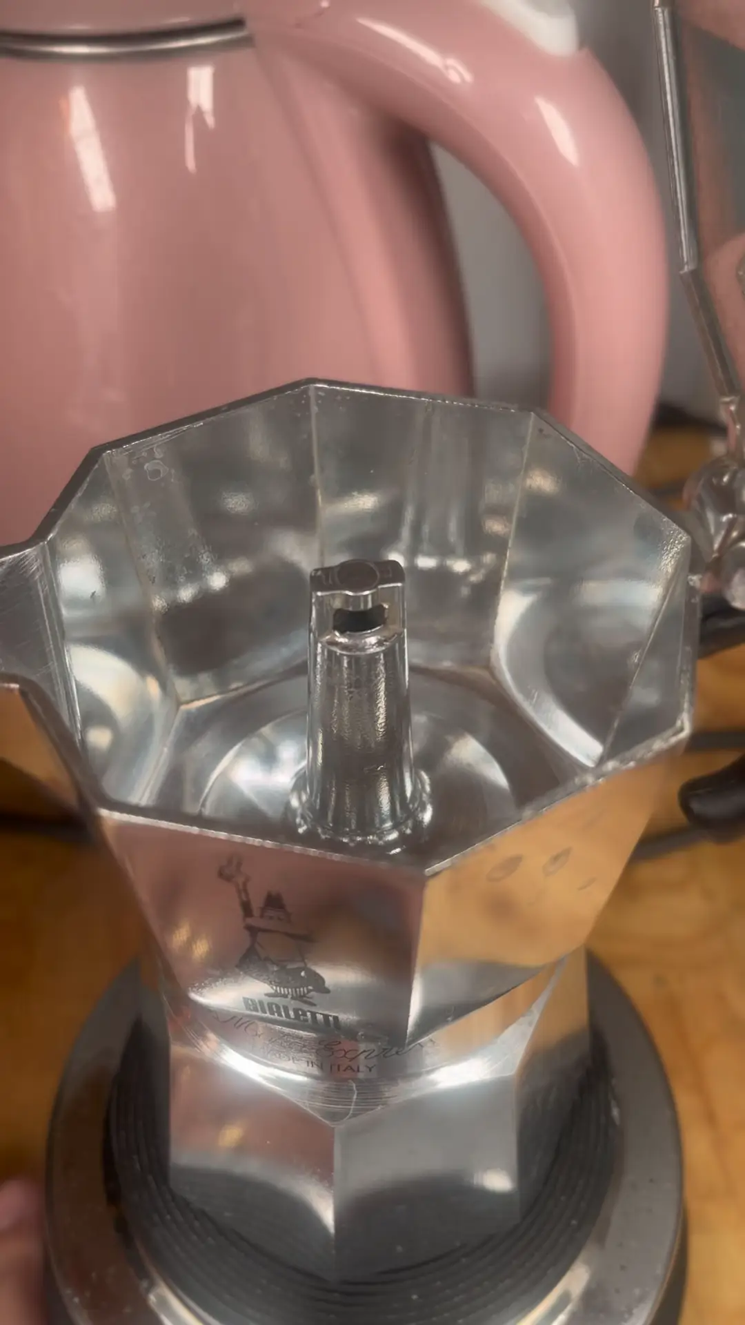 จิบกาแฟยามบ่ายกันน ️🥹 #ติดเทร | วิดีโอที่เผยแพร่โดย Milk Panicha | Lemon8