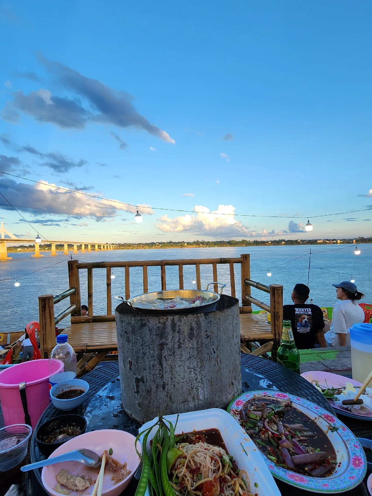 นั่งชิลริมโขง จ.มุกดาหาร | แกลเลอรีที่โพสต์โดย Aumaim.ump | Lemon8