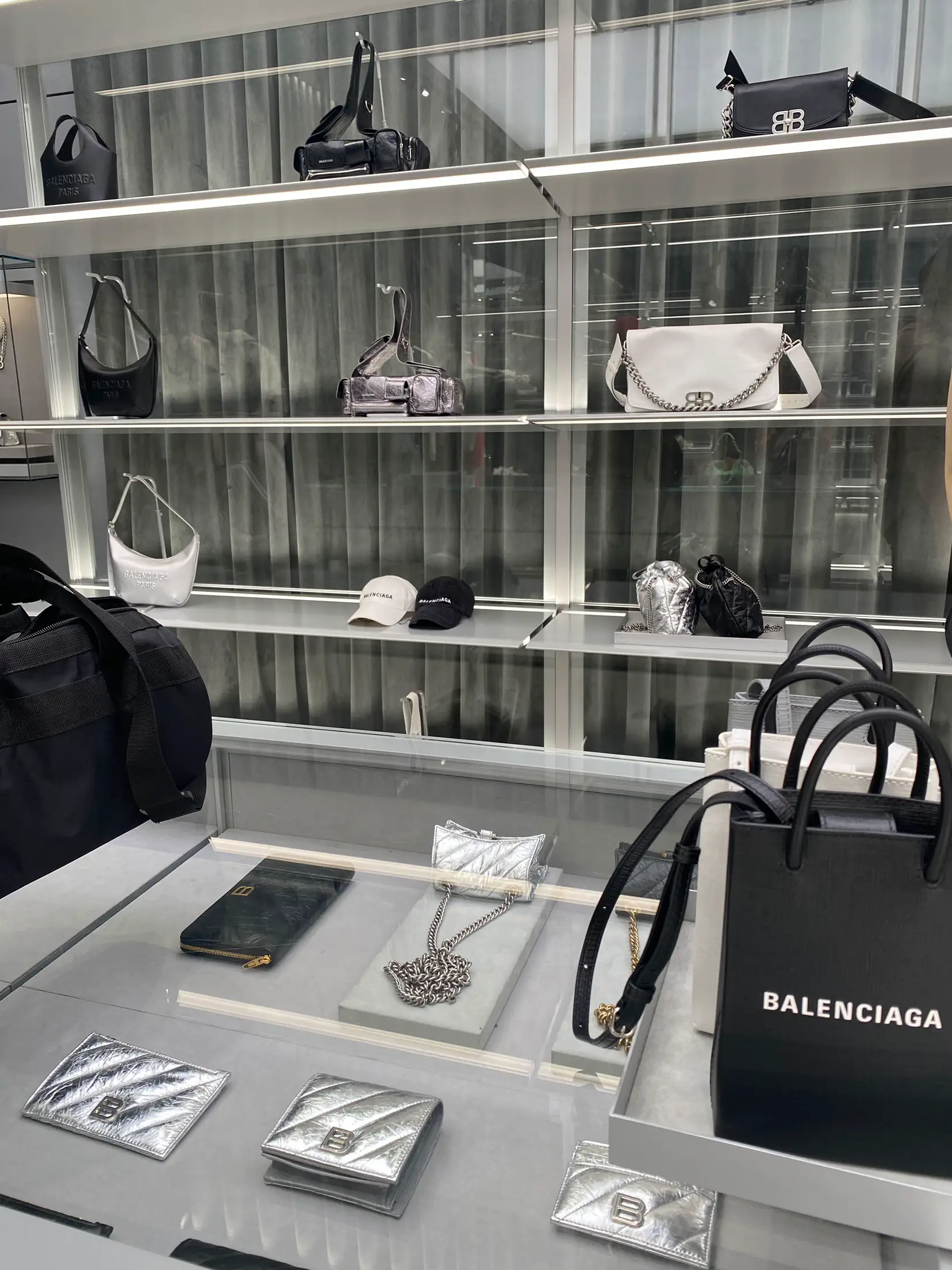 BALENCIGA New Year 2024 | แกลเลอรีที่โพสต์โดย Titima Songen | Lemon8