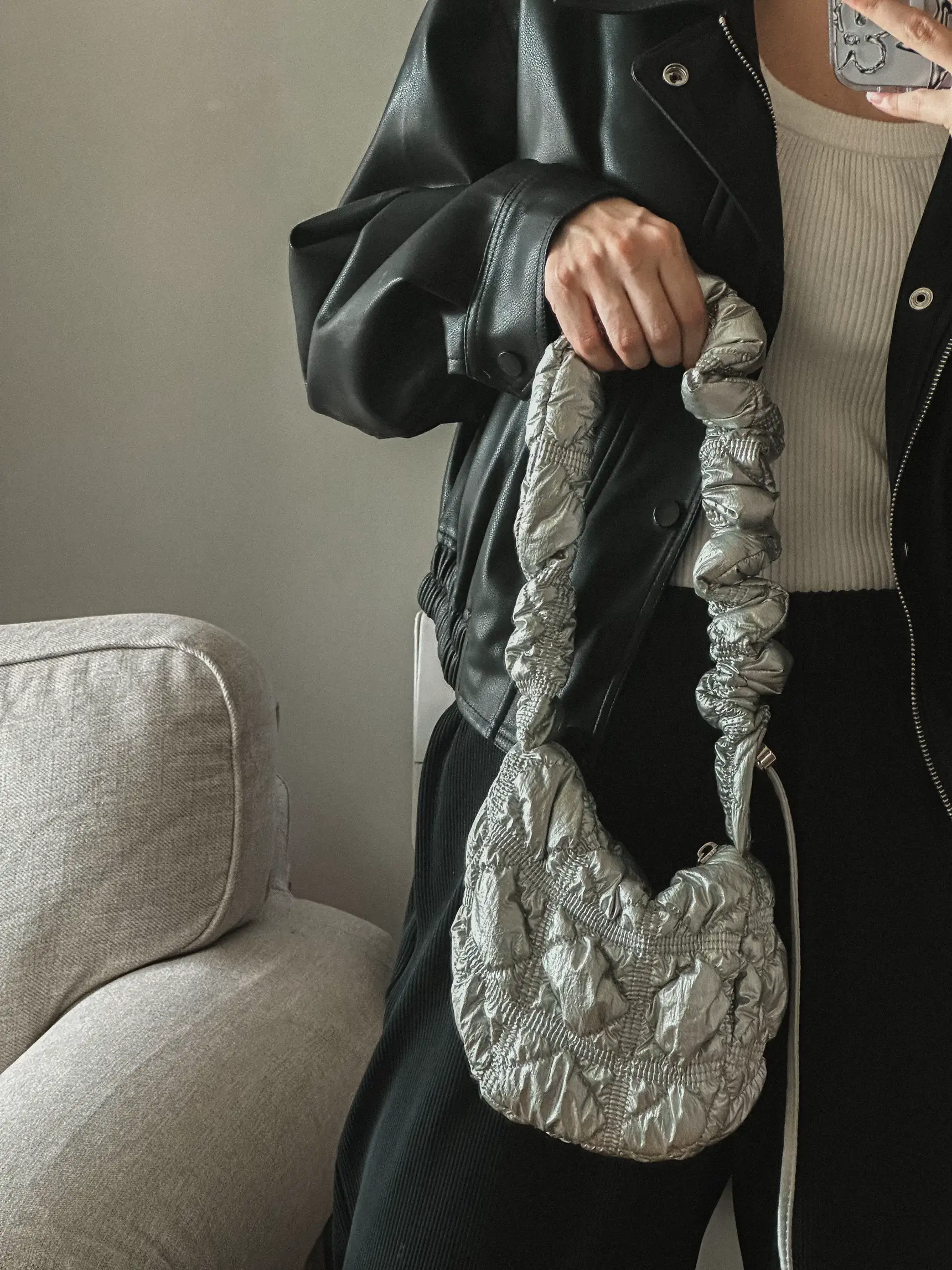 รีวิวกระเป๋า Carlyn รุ่น Poing bag สี Silver จิ๋วแต่จุ | แกลเลอรีที่ ...