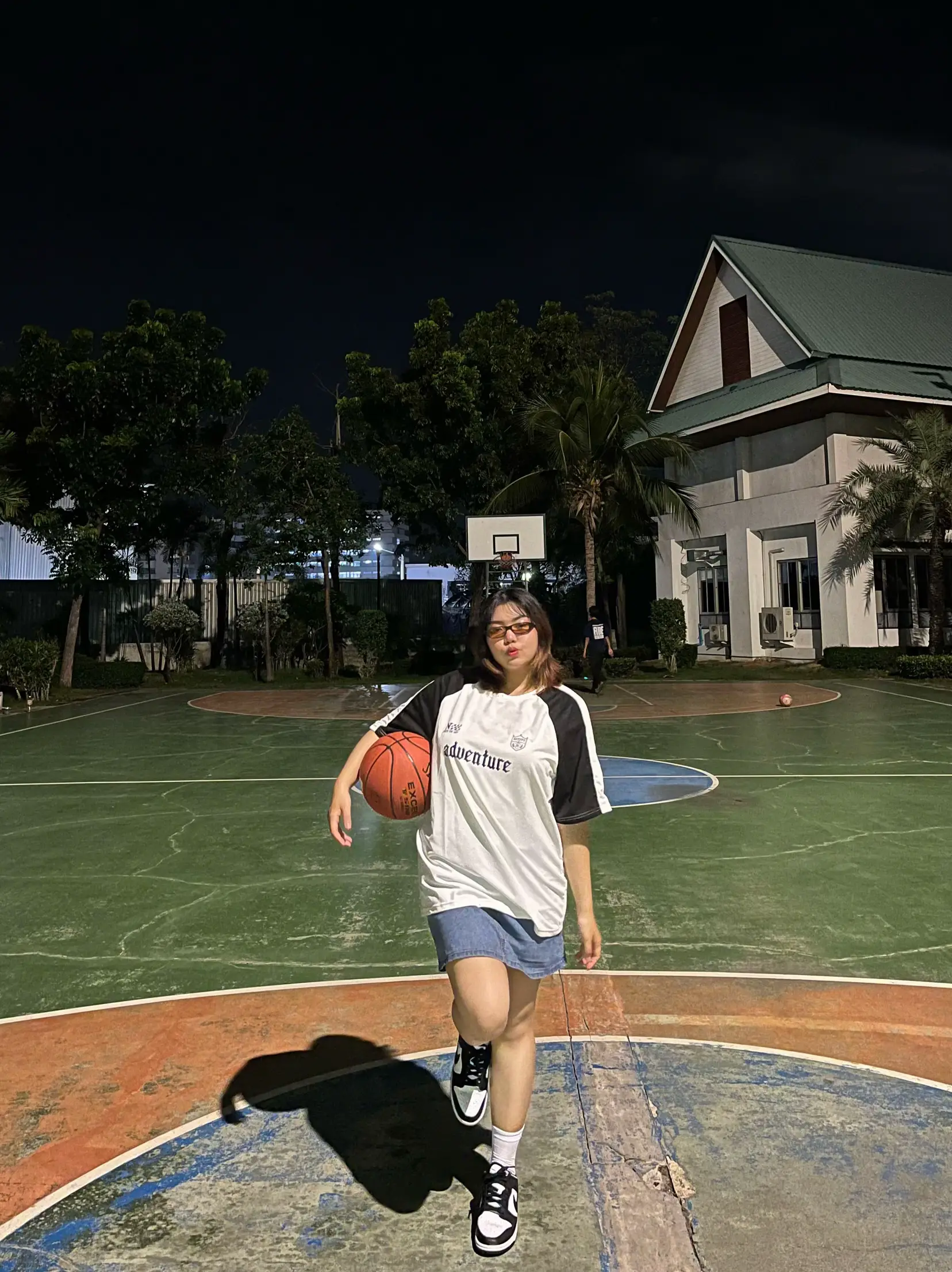 ไอเดียถ่ายรูปกับลูกบาสเท่ห์ๆ🏀😎 | แกลเลอรีที่โพสต์โดย Maprang | Lemon8