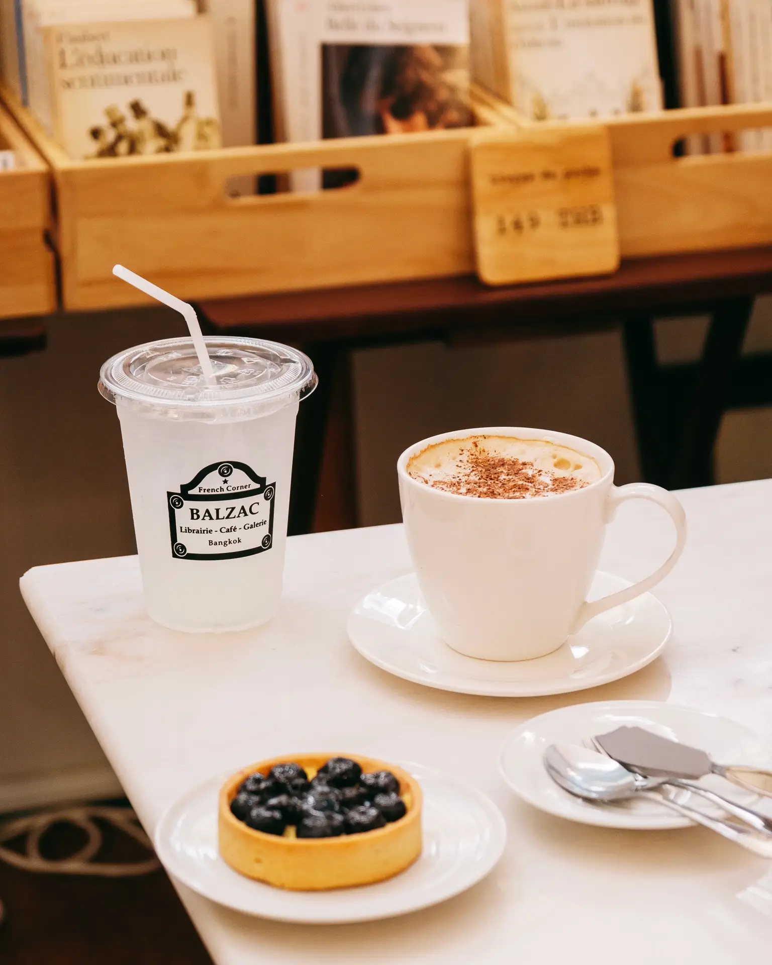 BALZAC ร้านหนังสือ คาเฟ่ และแกลเลอรี่ เจริญกรุง 43 📚☕️🖼️📽️ | แกลเลอรีที่โพสต์โดย Rattomarty | Lemon8